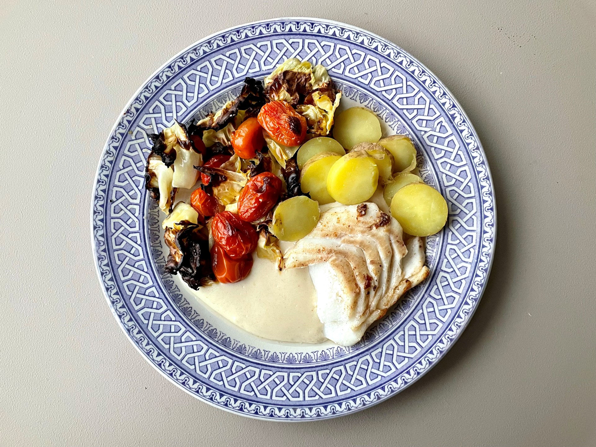 Torsk med bagte spidskål og tomater i bøllingsøsauce - Opskrift fra ...