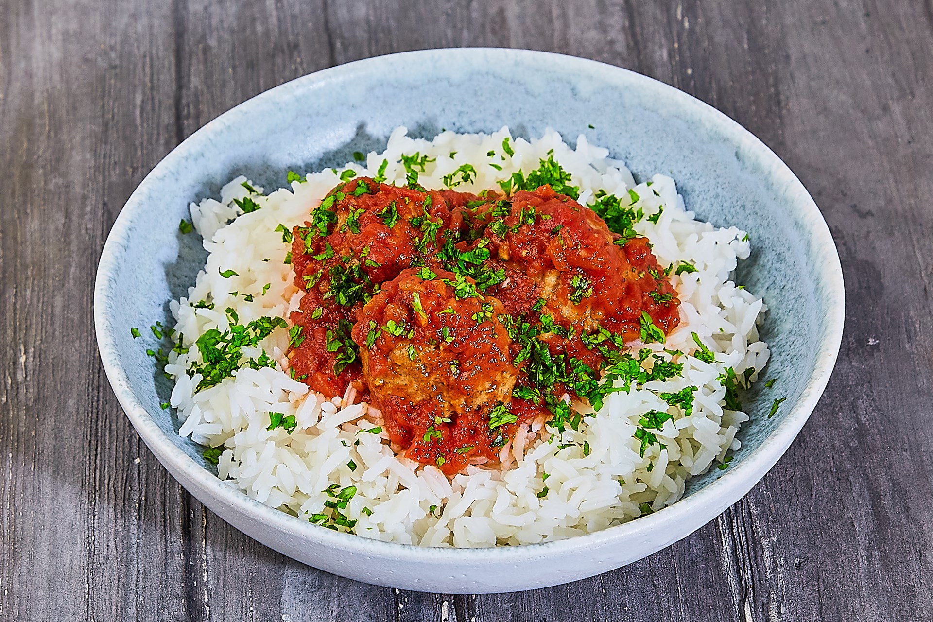 Albondigas med tomatsauce, jasminris og salat - Opskrift fra Skagenfood.dk