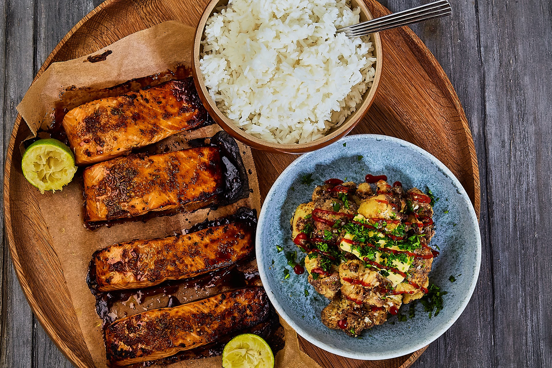 Honning-soya glaseret laks med sprøde blomkål, sriracha og ris - Opskrift fra Skagenfood.dk