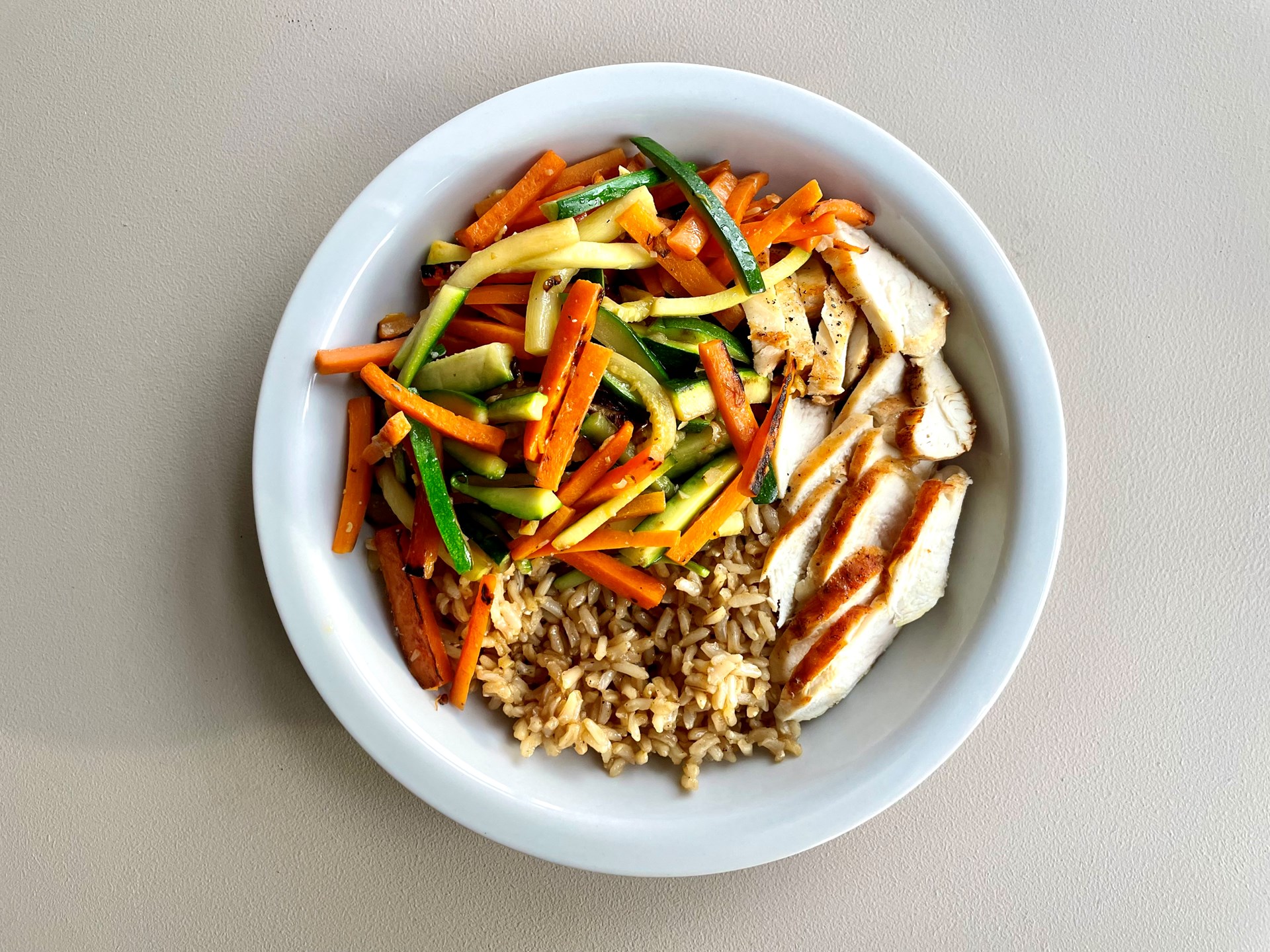 Stegt kyllingbryst med hvidløgstegte grøntsager & soya - Opskrift fra ...