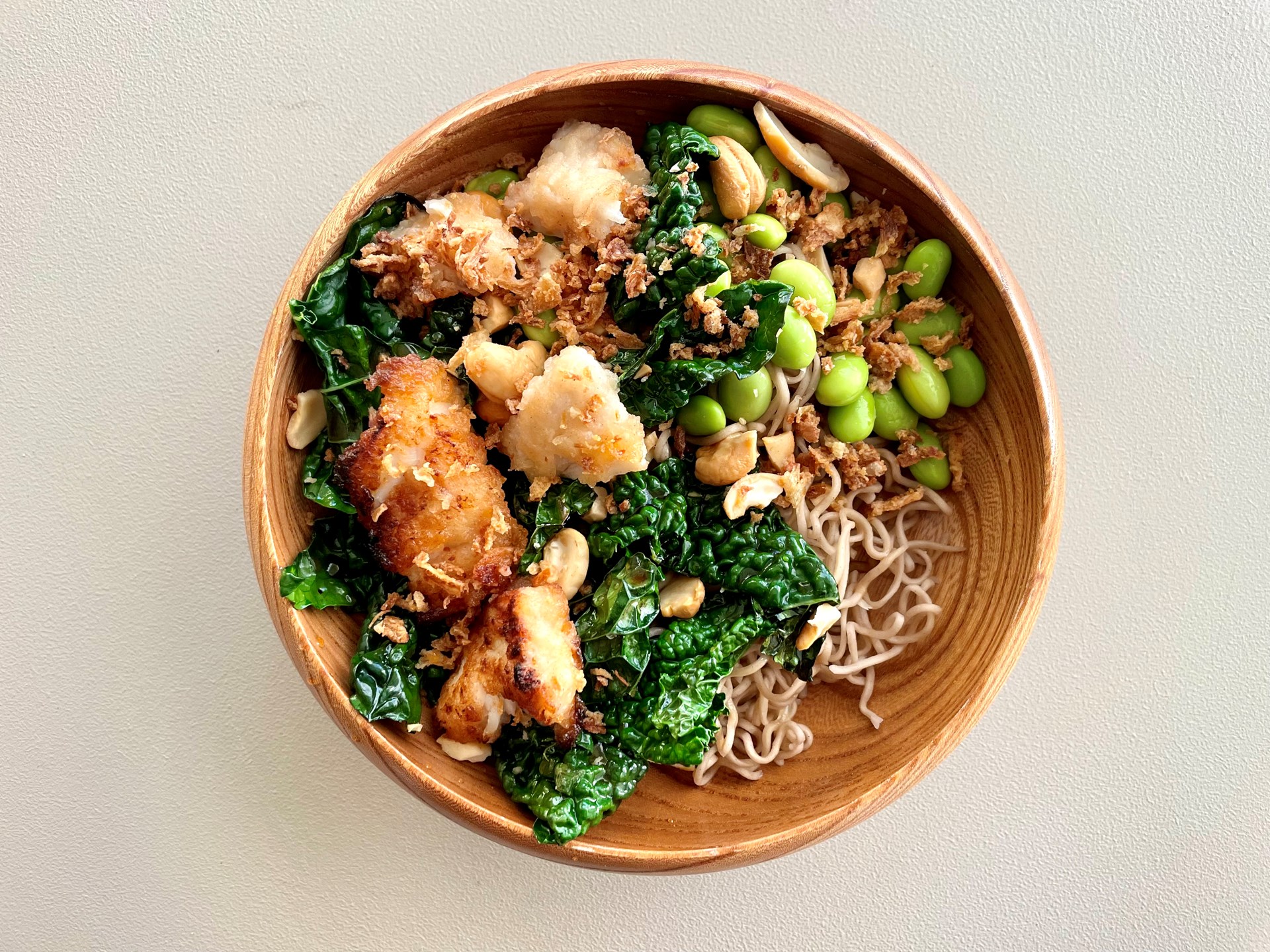 Sursød kuller i nudler med stegt palmekål og cashewnødder - Opskrift ...