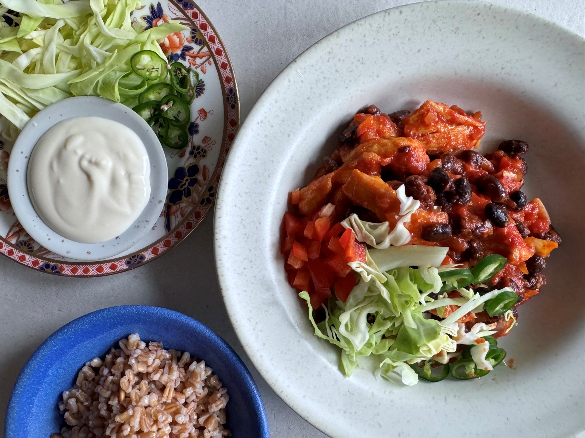Chili con kylling med sorte bønner og creme fraiche - Opskrift fra ... Chili con kylling med sorte bønner og creme fraiche - Opskrift fra ...