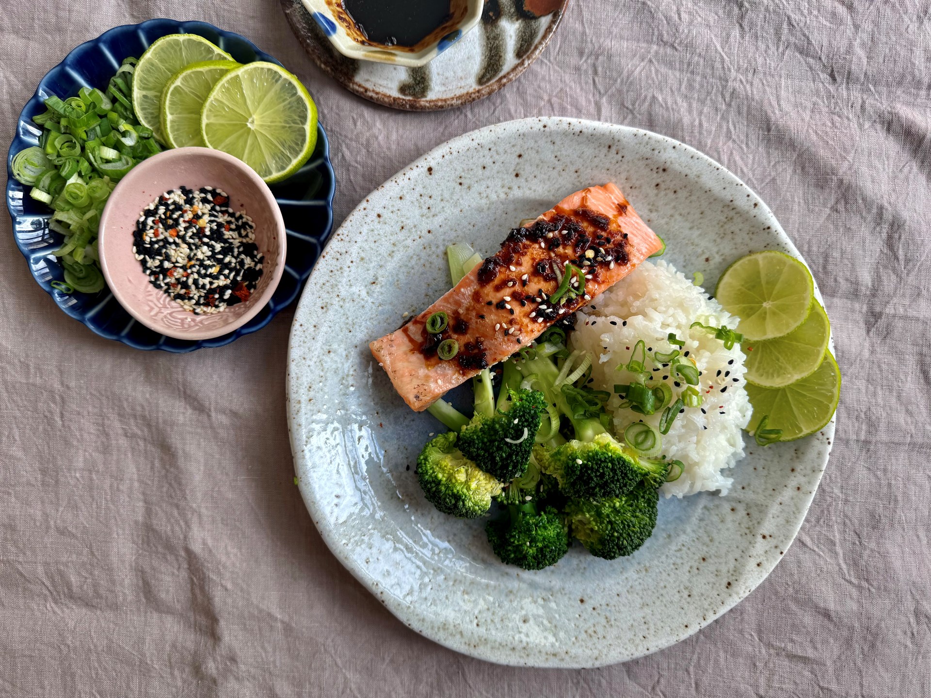Bagt laks med ingefær, soya, broccoli og ris - Opskrift fra Skagenfood.dk
