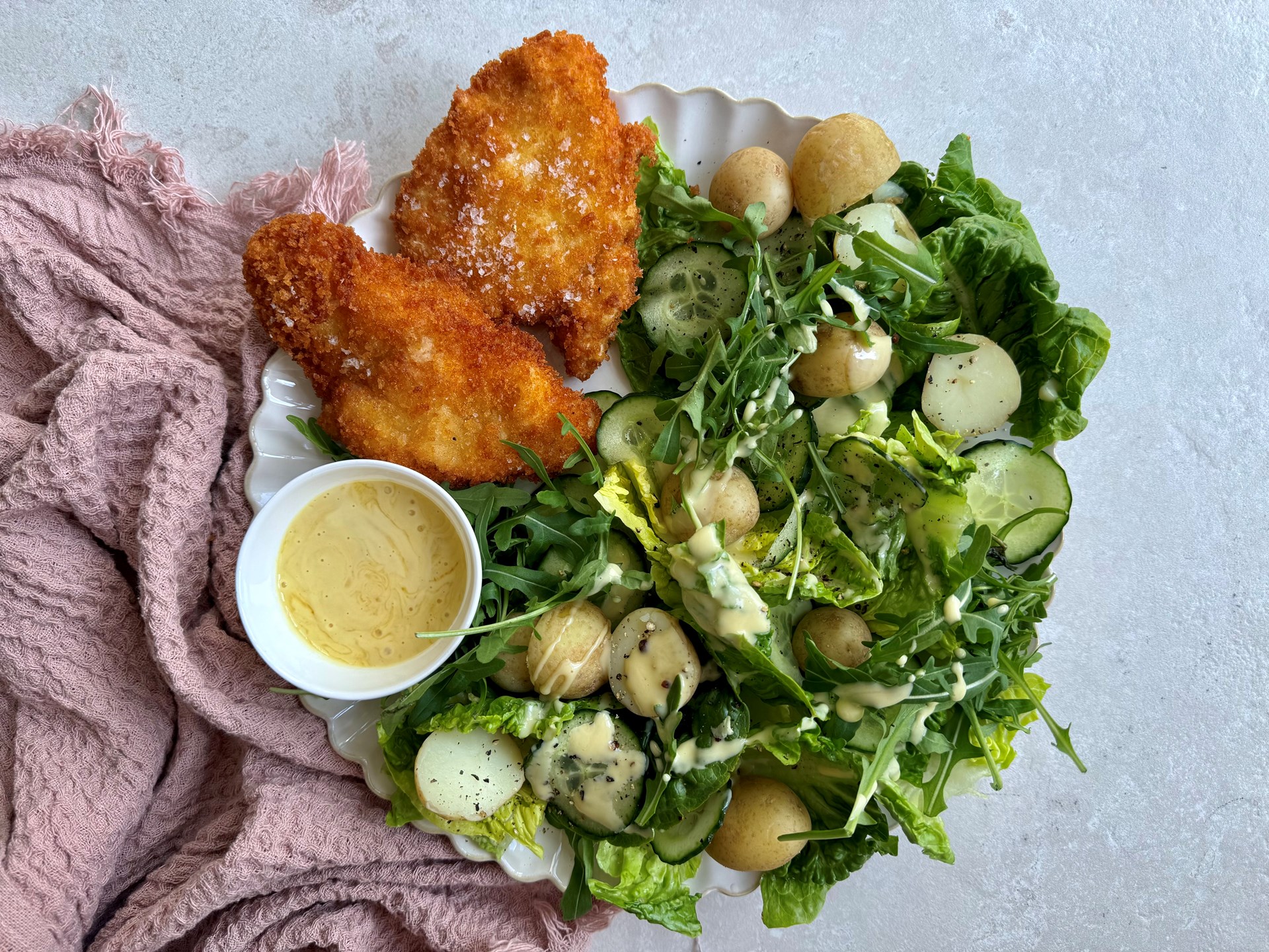 Sprød kylling a la milanese med salat og sennepsdressing - Opskrift fra ...