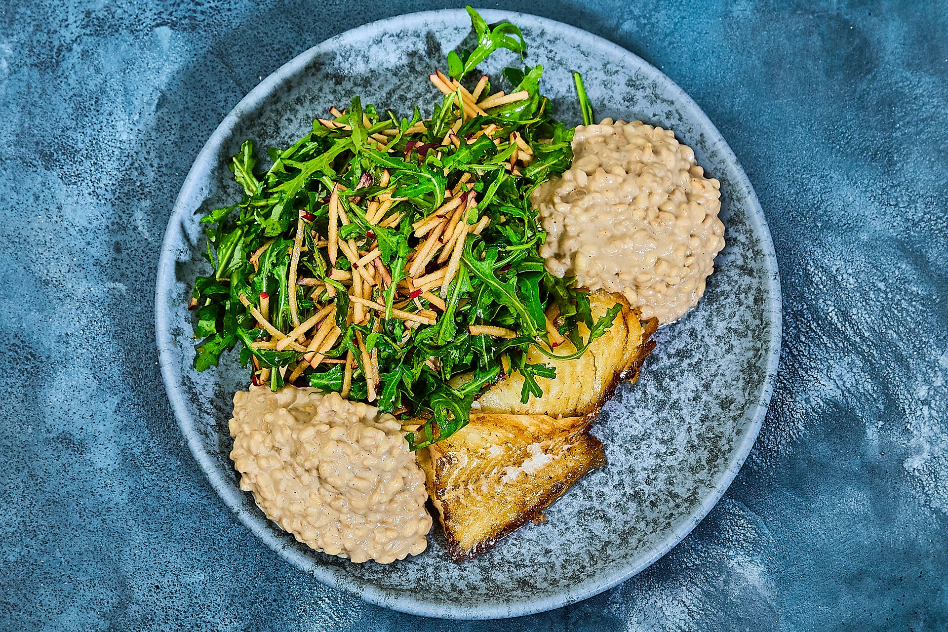 Skindstegt kuller med svampecreme, perlebyg og salat på æble og rucola ...