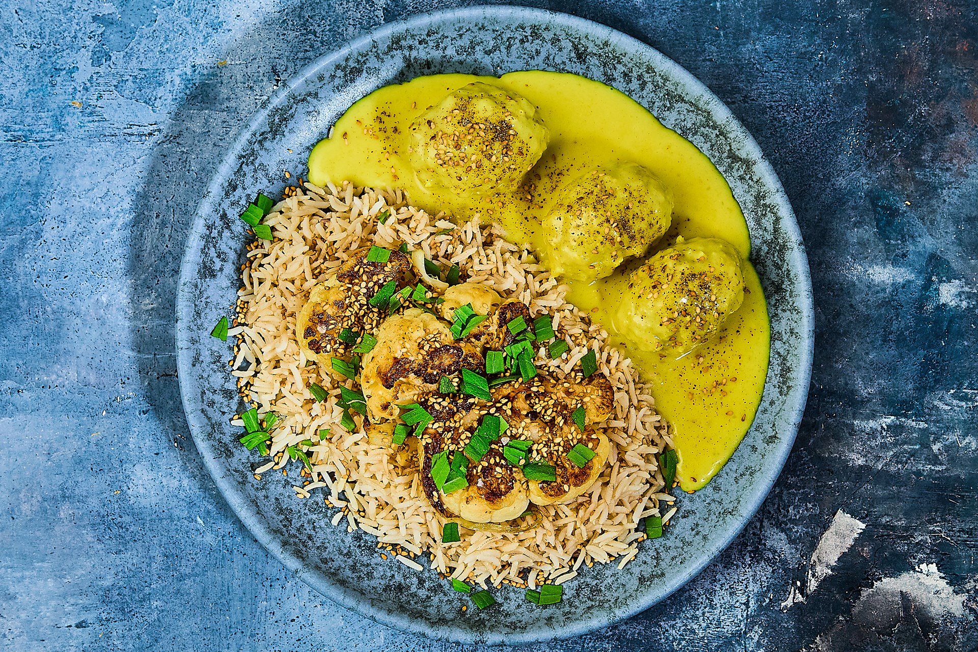 Heat: Boller i karry med sesamstegt blomkål - Opskrift fra Skagenfood.dk