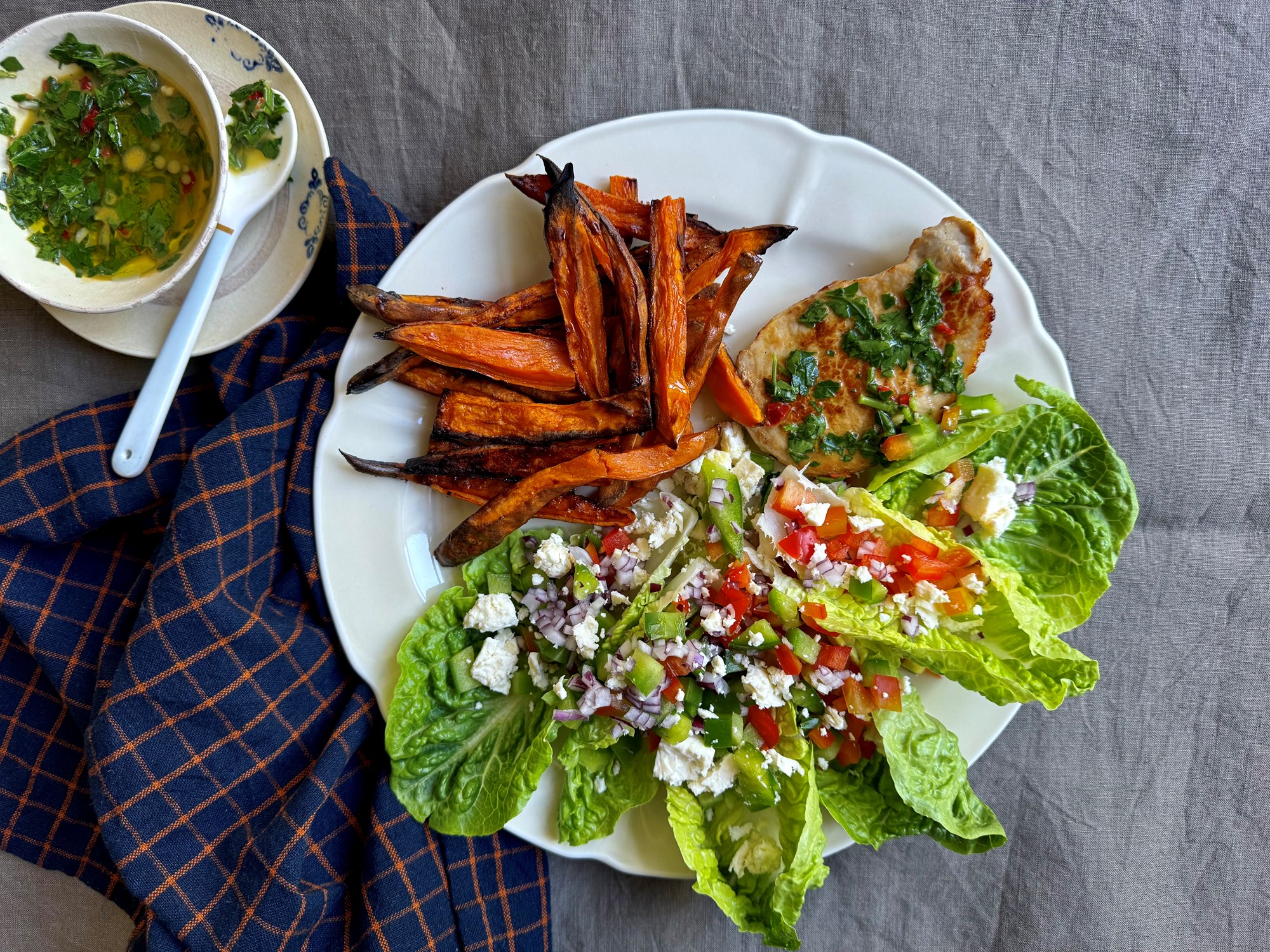 Kotelet med chimichurri, søde kartofler og sprød salat - Opskrift fra ... Kotelet med chimichurri, søde kartofler og sprød salat - Opskrift fra ...