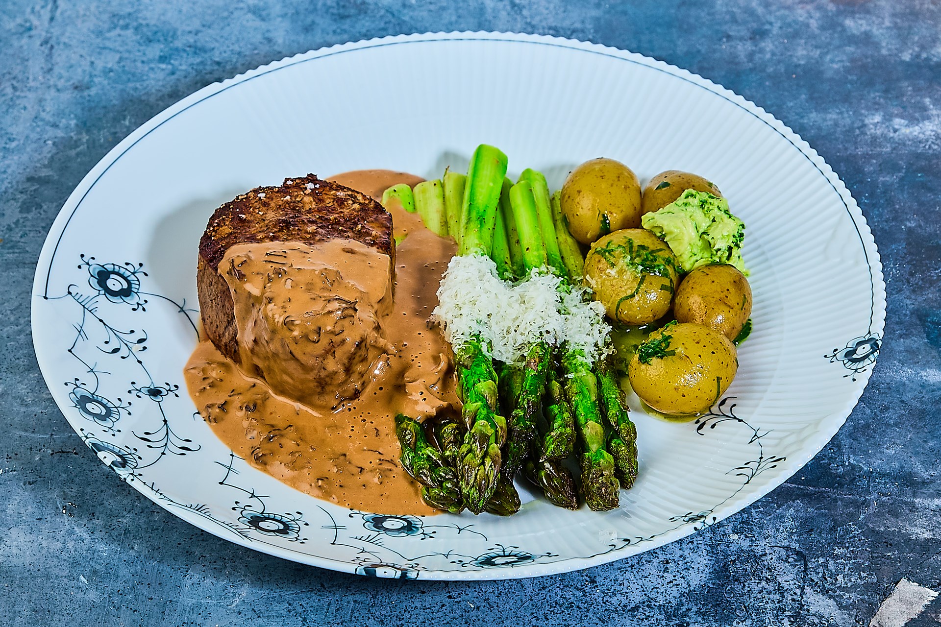 Tournedos med morkelsauce, stegte grønne asparges med Krystal Karl og ...