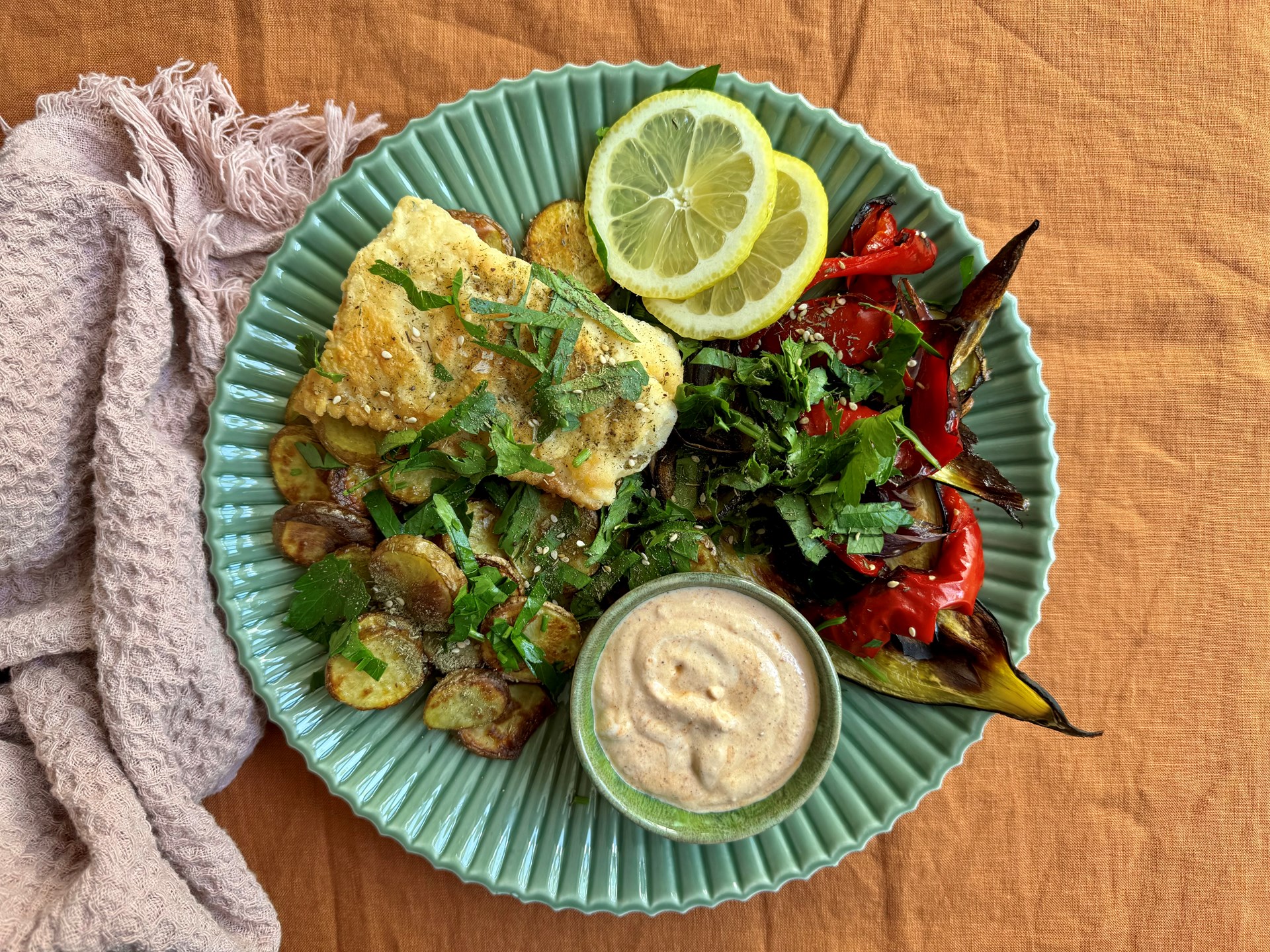 Kuller med ovnkartofler og grønt og harissacreme - Opskrift fra ...