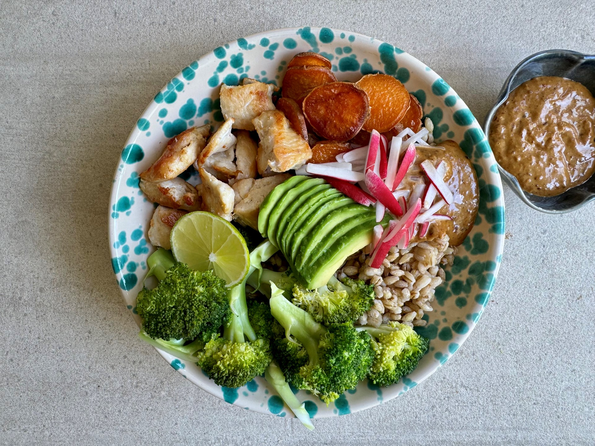 Kylling Buddha bowl med avokado og miso-mayo - Opskrift fra Skagenfood.dk