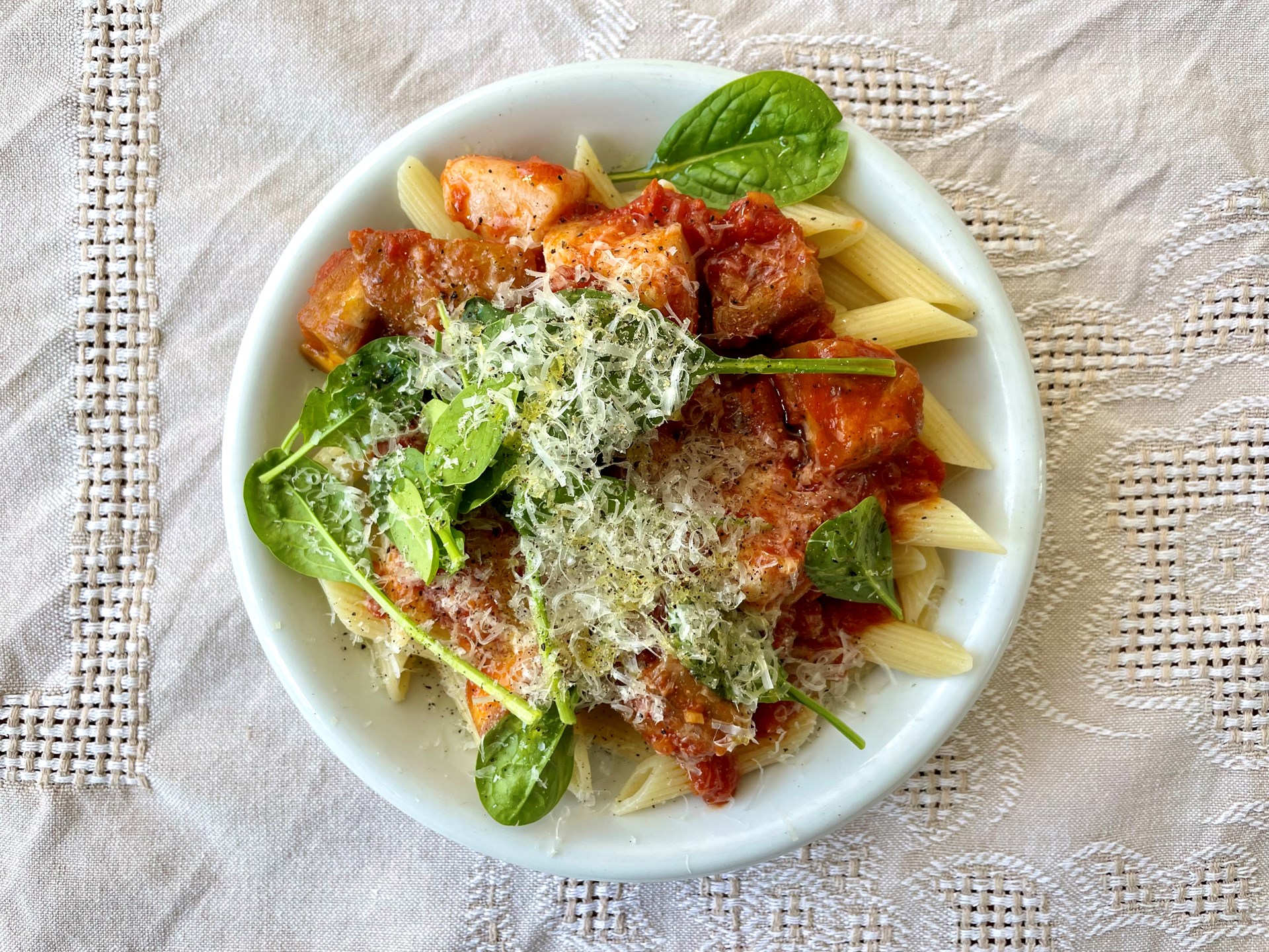 Pasta sedanini med cabonatasauce, stegt lange og basilikum - Opskrift ...