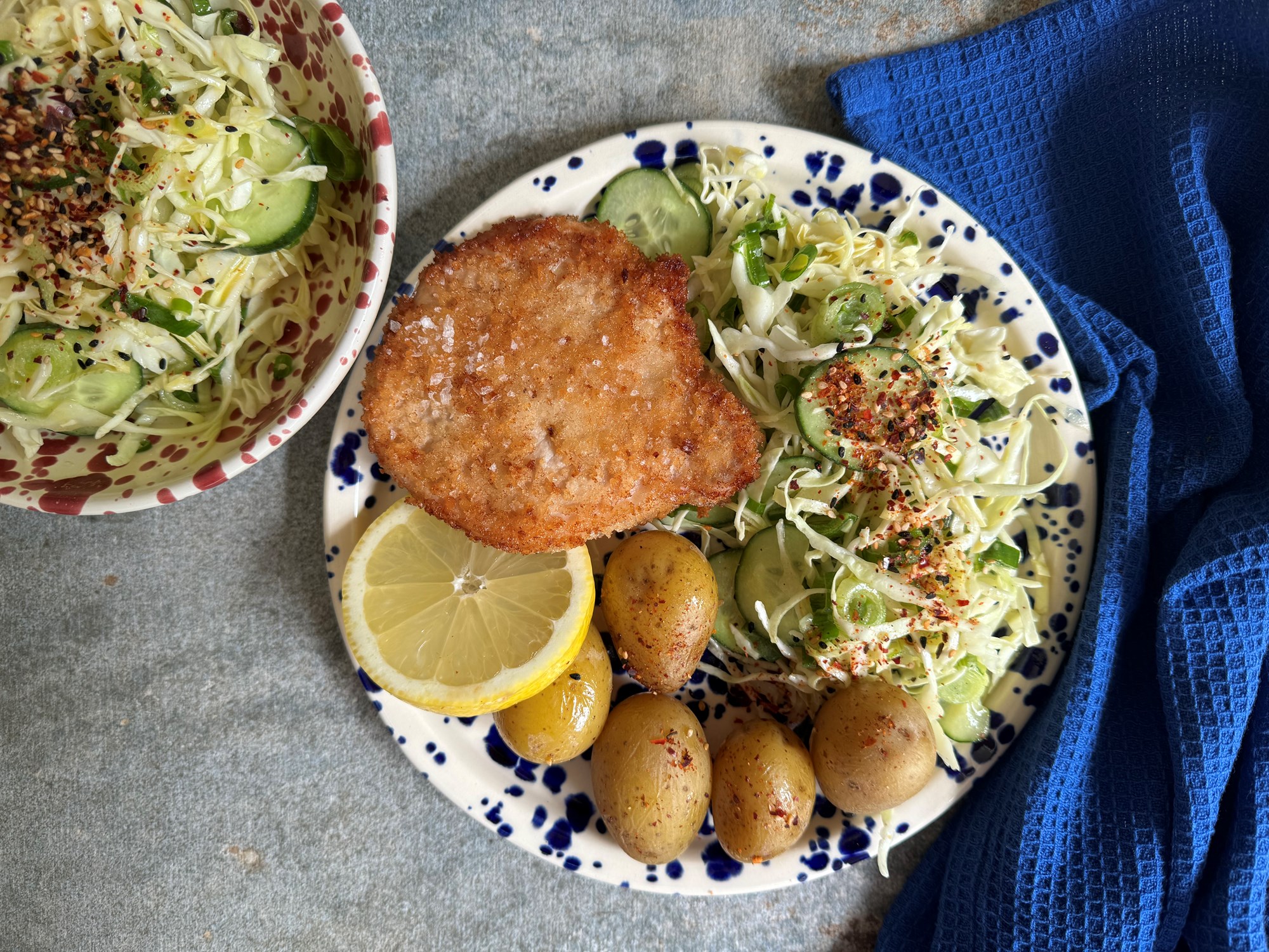 Sprød kotelet med kartofler og kålsalat med spicy sesam - Opskrift fra ... Sprød kotelet med kartofler og kålsalat med spicy sesam - Opskrift fra ...
