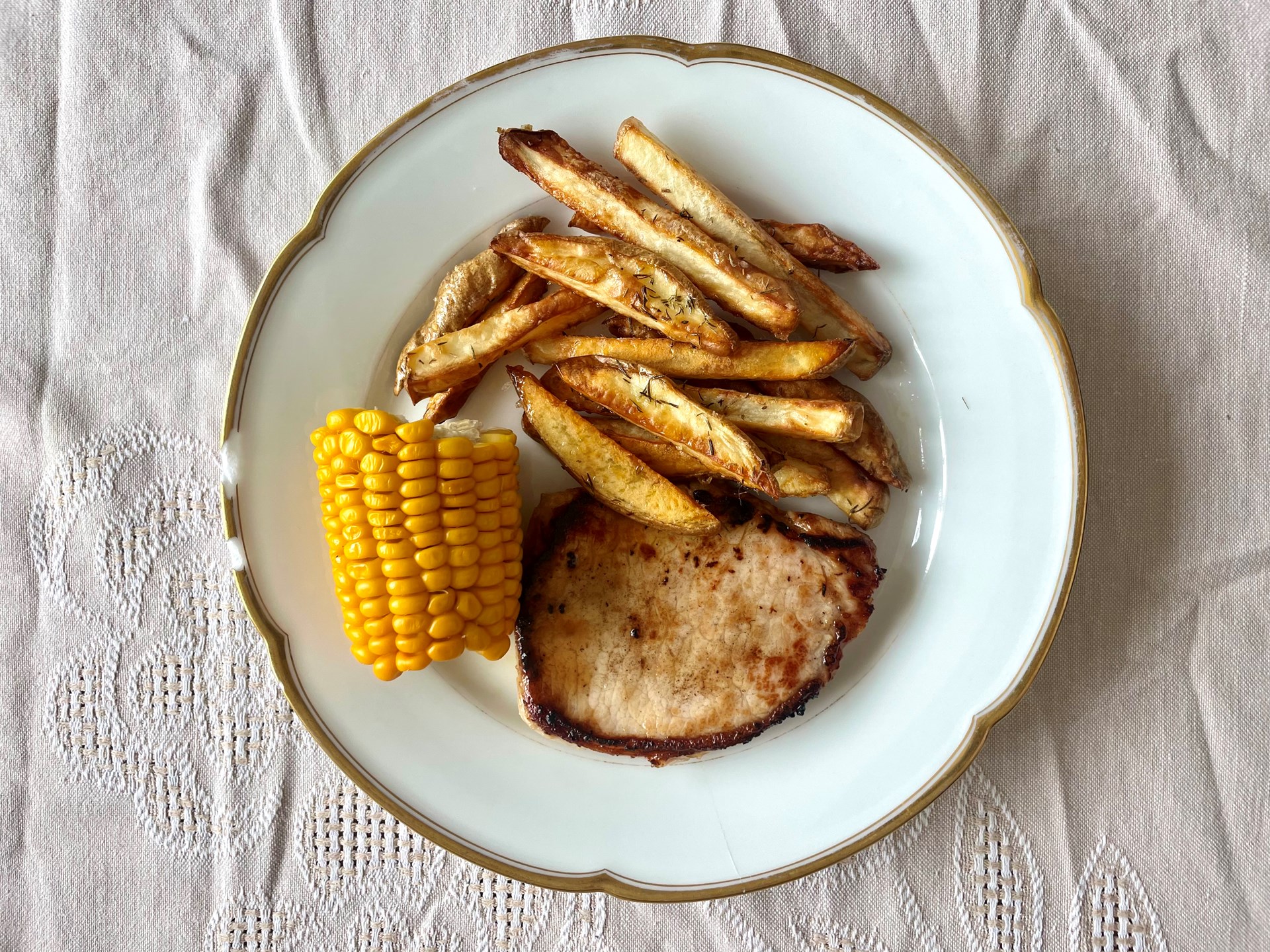 BBQ kotelet med majs og oreganobagte kartofler - Opskrift fra Skagenfood.dk BBQ kotelet med majs og oreganobagte kartofler - Opskrift fra Skagenfood.dk
