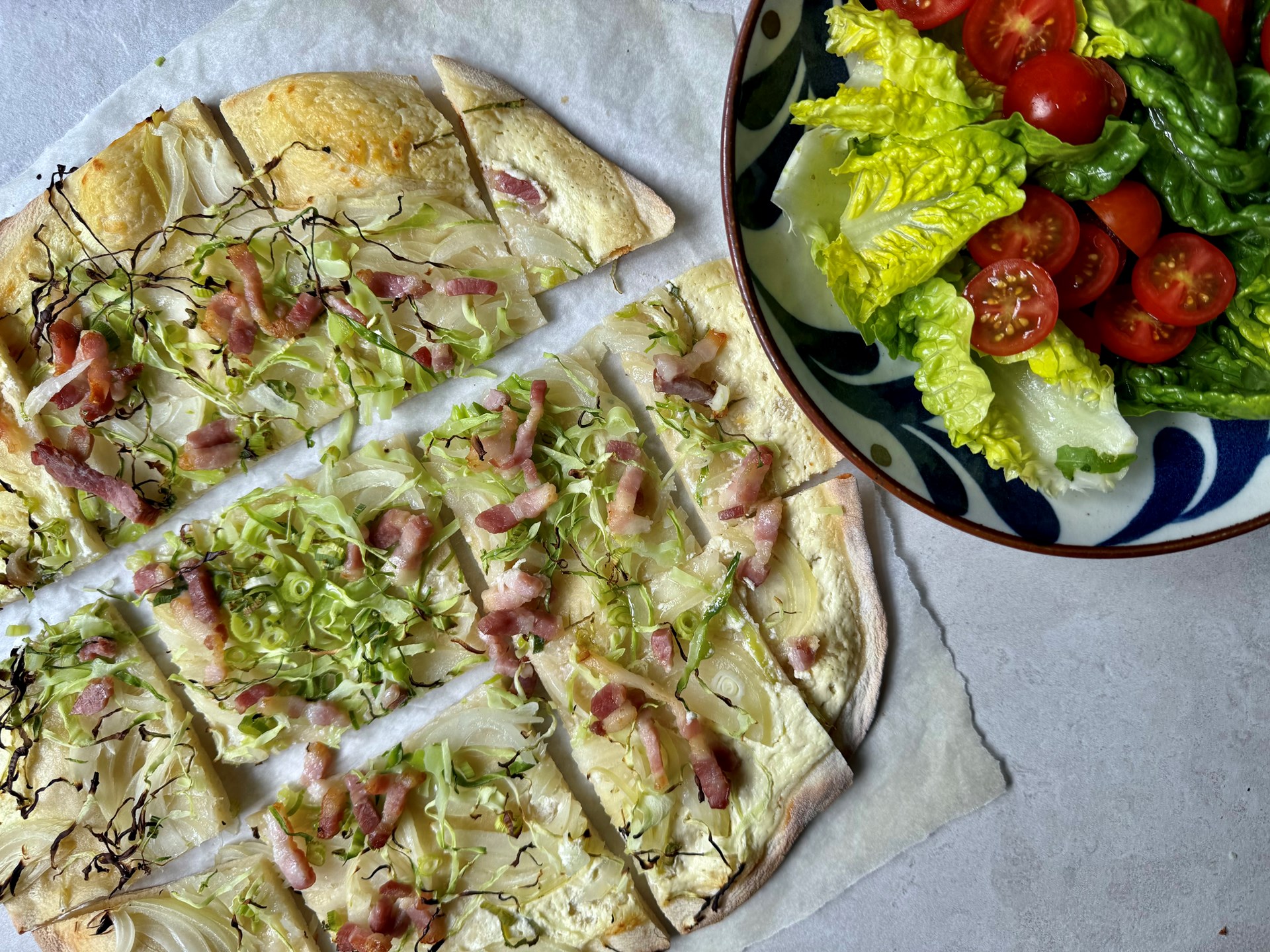 Flammenkuchen de luxe - Opskrift fra Skagenfood.dk
