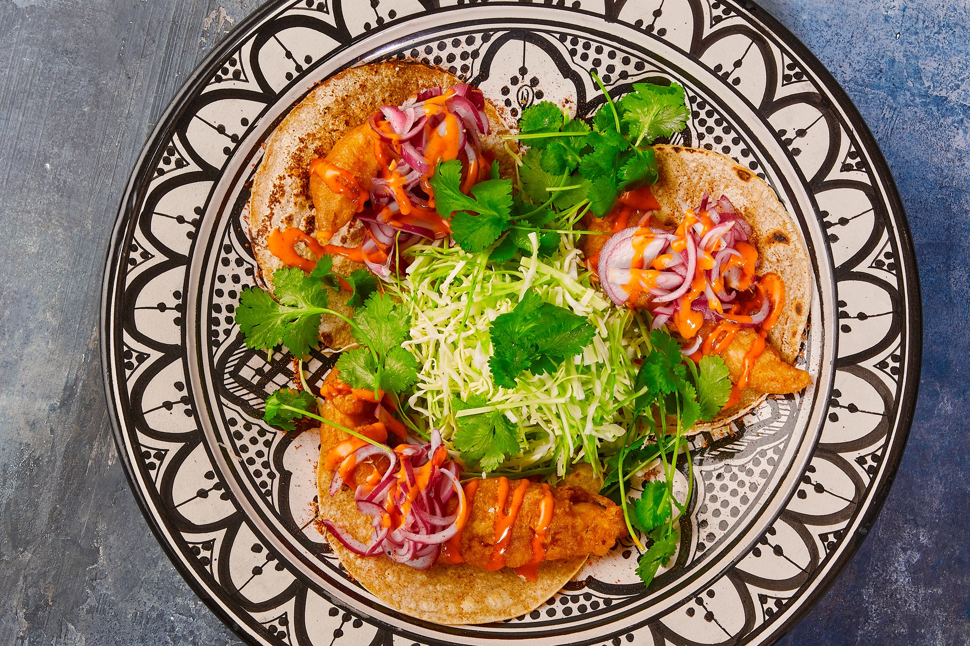 Mexikanske baja-style fish tacos med syltede rødløg, spidskål ...