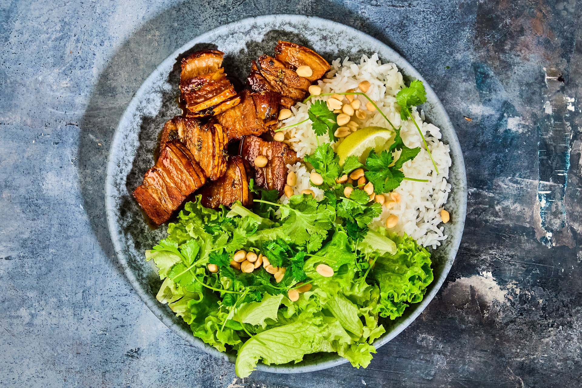 Thai sweet pork af ribbensteg med ris, peanuts og crunchita - Opskrift ...