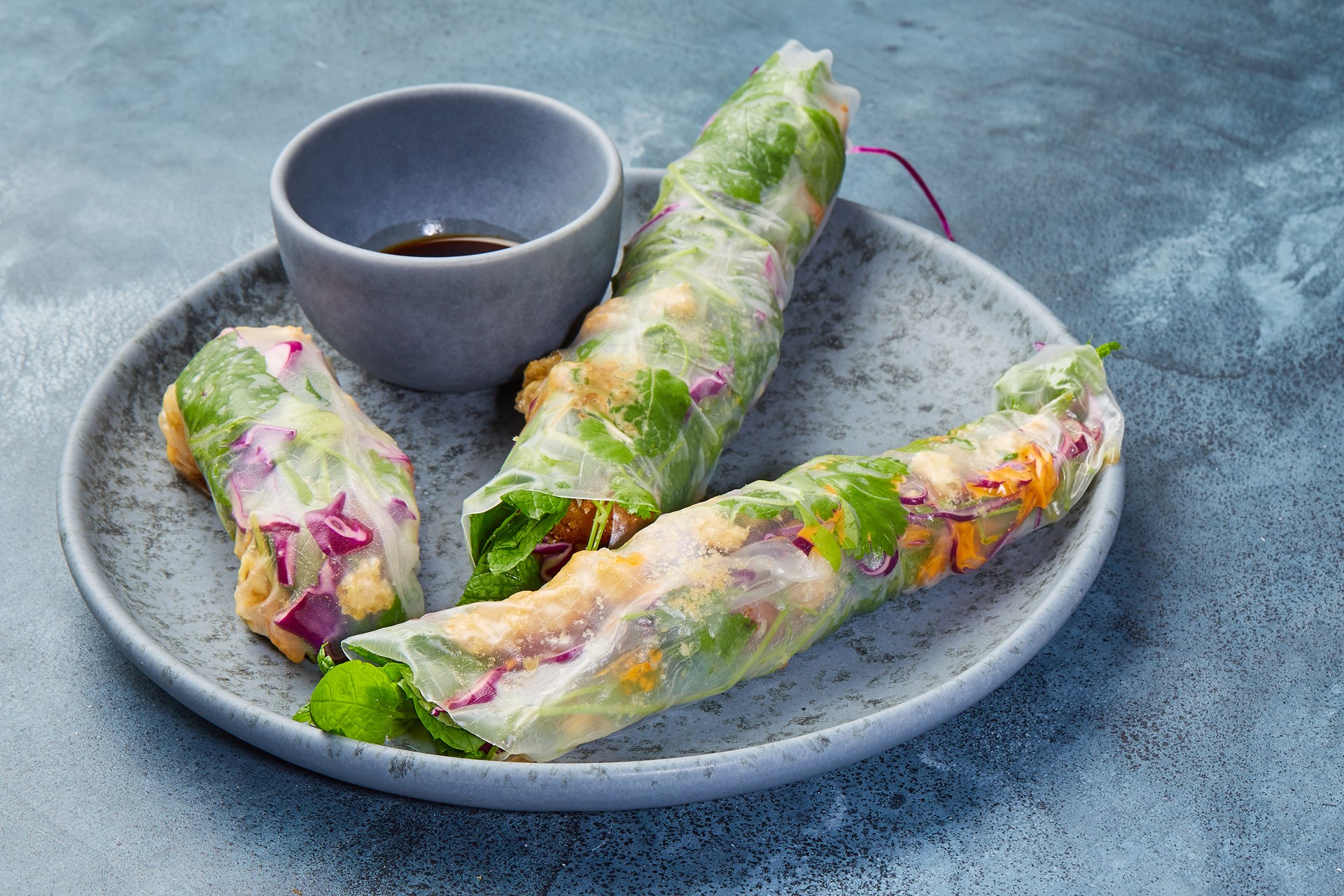 Vietnamesiske friske forårsruller med peanut dip og sprød mørksej ...