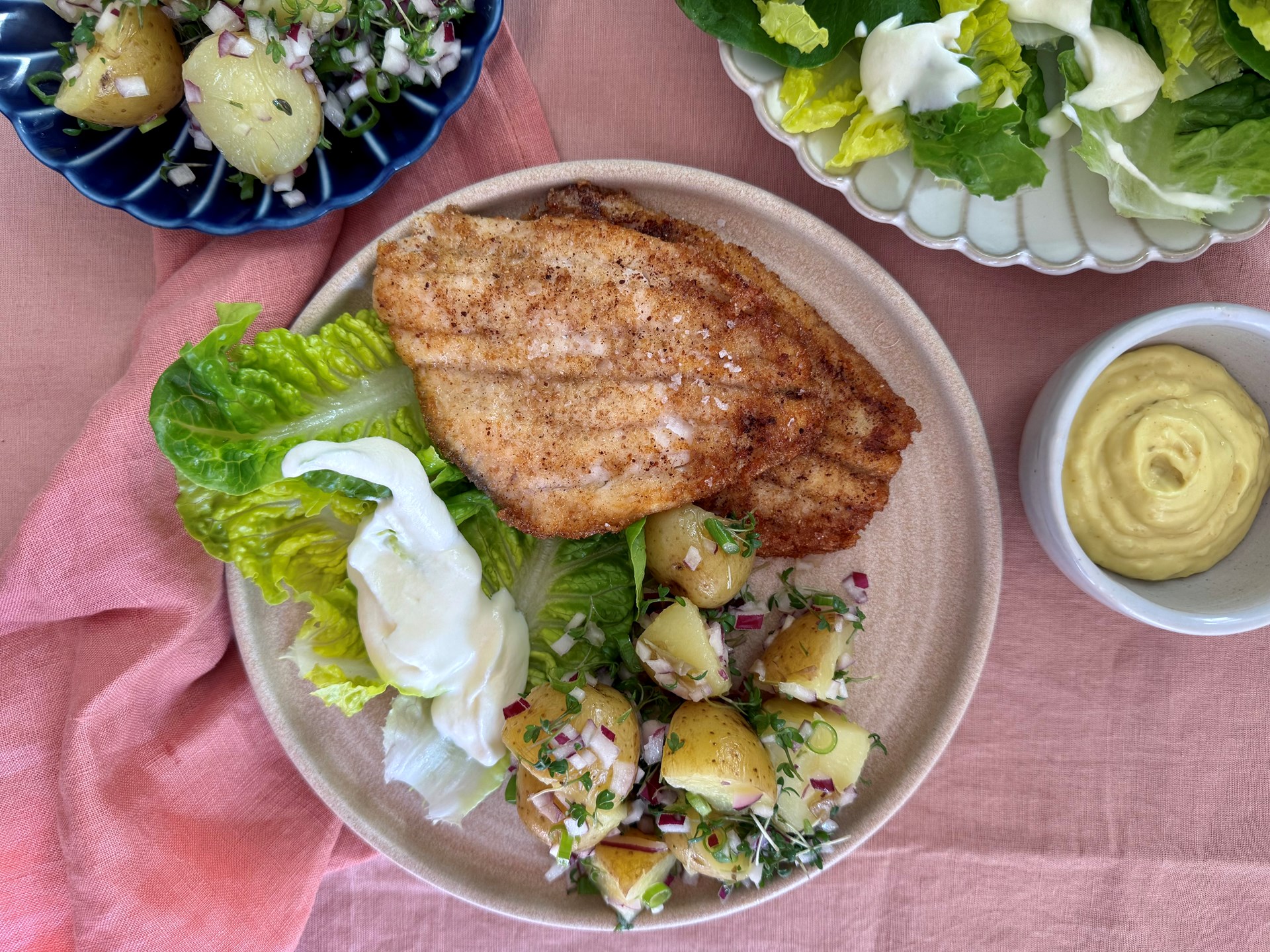 Fiskefilet med remoulade, urtekartofler og salat med mormordressing ...