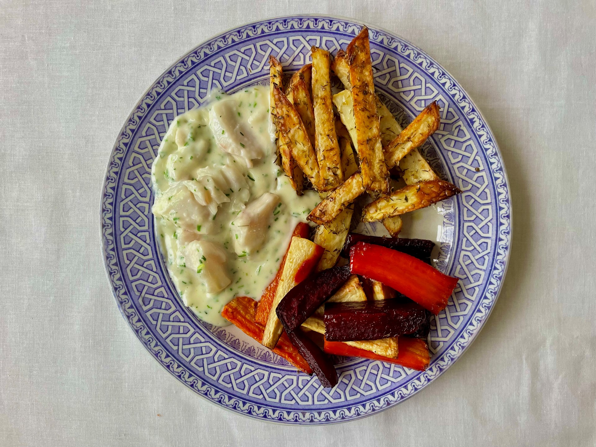 Kuller i flødesovs med purløg og bagte rødder - Opskrift fra Skagenfood.dk