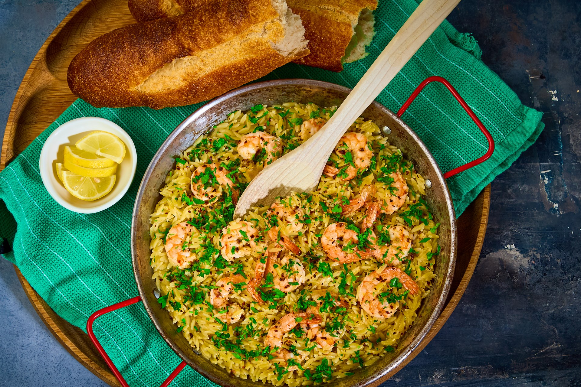 Orzo pasta med hvidløgsstegte rejer - Opskrift fra Skagenfood.dk