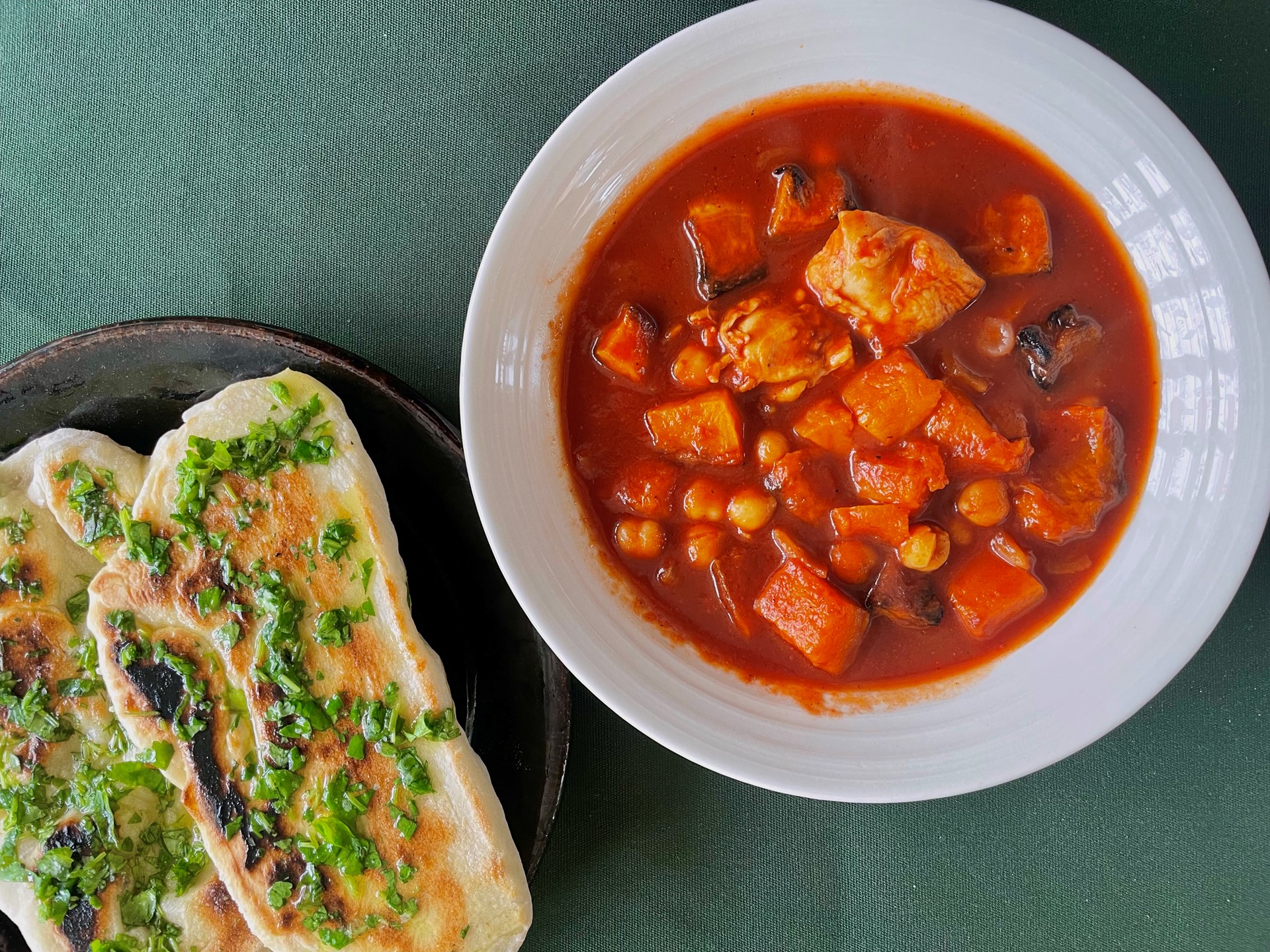 Kyllingebryst i varme krydderier med kikærter og fladbrød - Opskrift ...