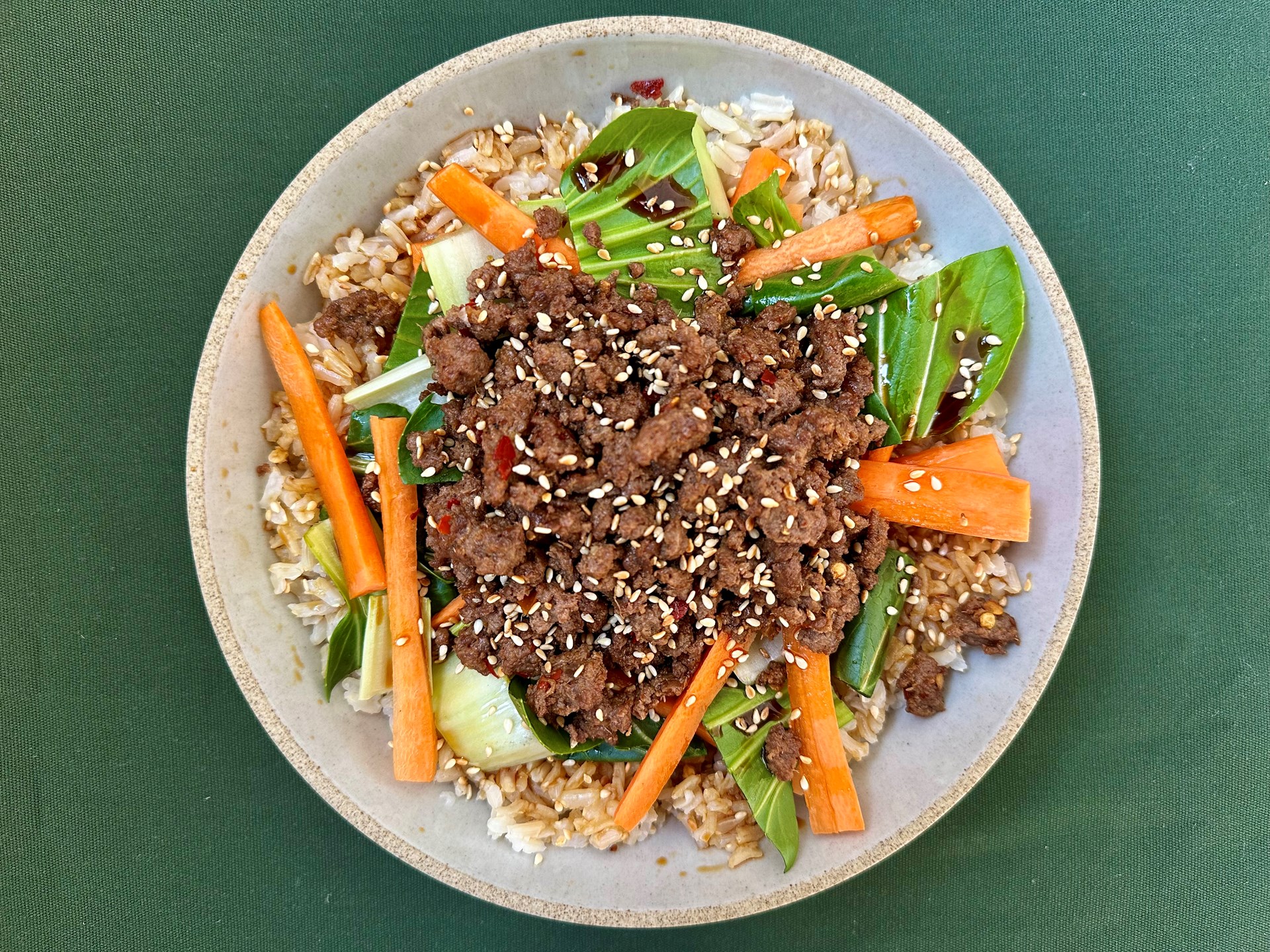 Bulgogi okse med brune ris, pak choy og sesam - Opskrift fra Skagenfood.dk