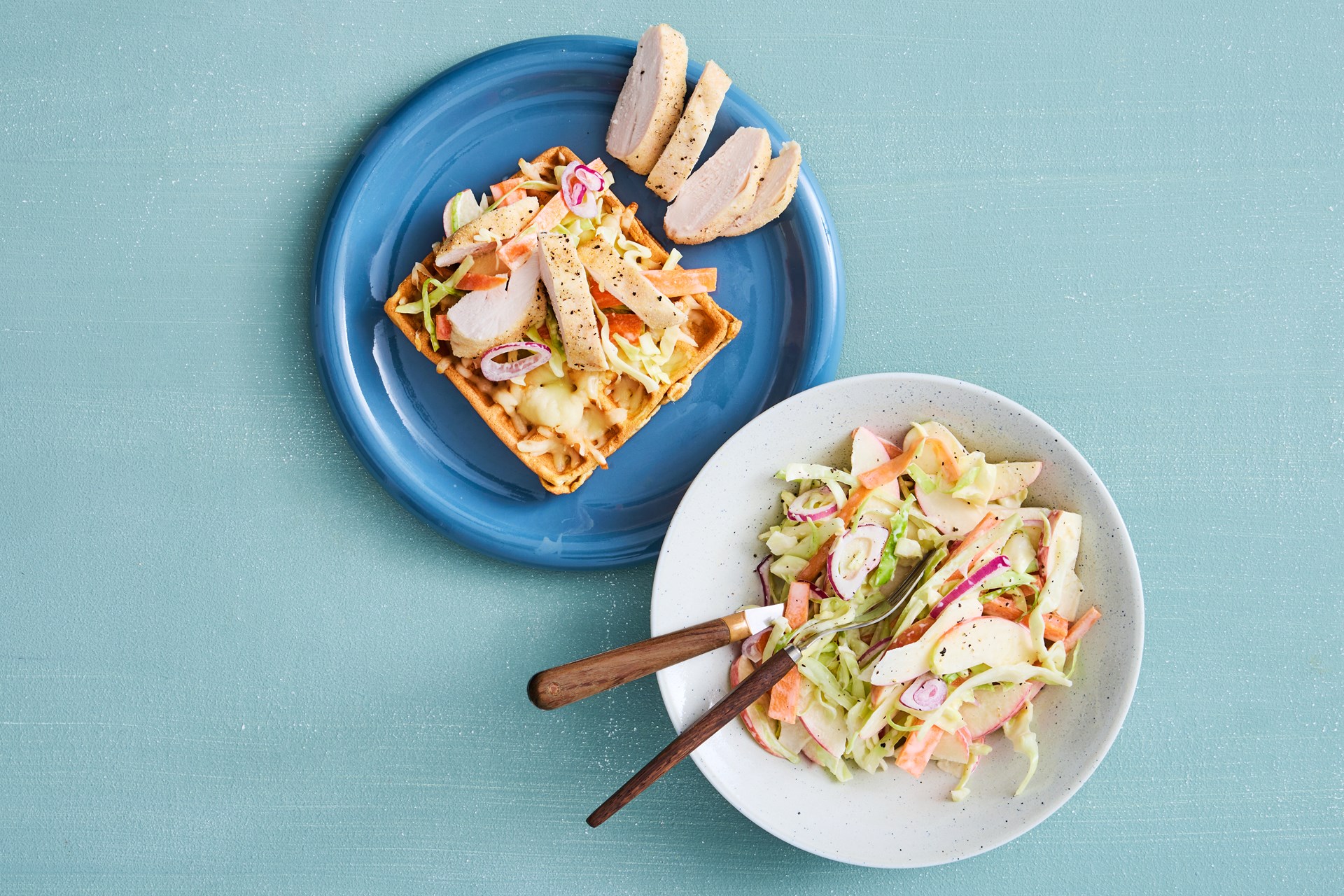 Vaffel med coleslaw og kylling - mandag uge 2 - Opskrift fra Skagenfood.dk