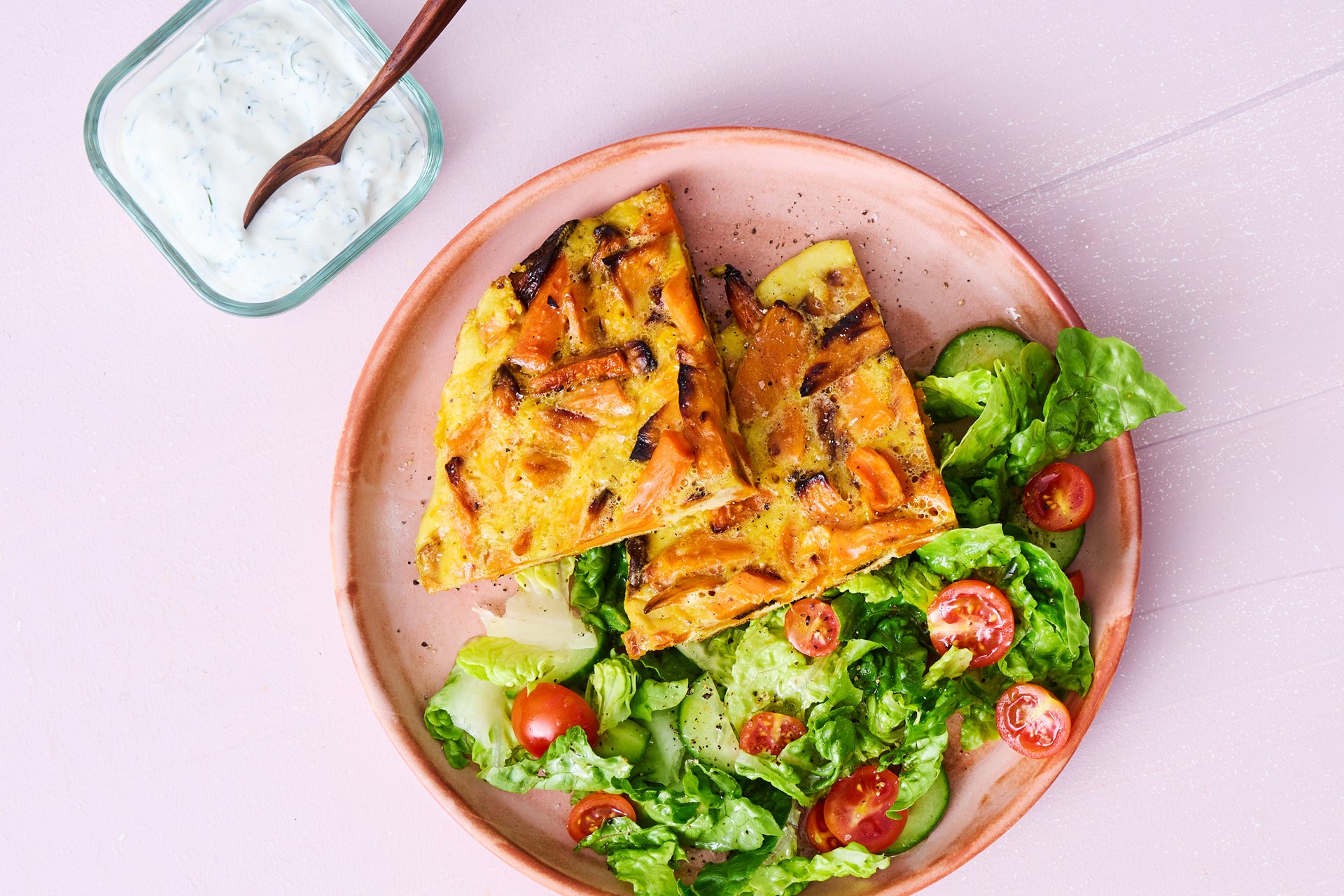 Omelet med ovnbagte rodfrugter og dip - mandag uge 4 - Opskrift fra Skagenfood.dk