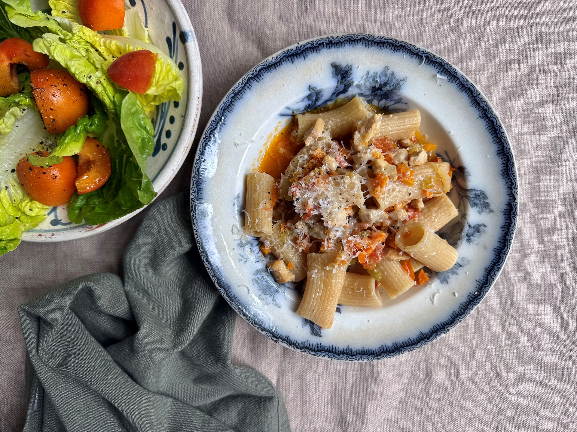 Pasta med lyn ragu af gris og salat med platerinas (flade nektariner ...
