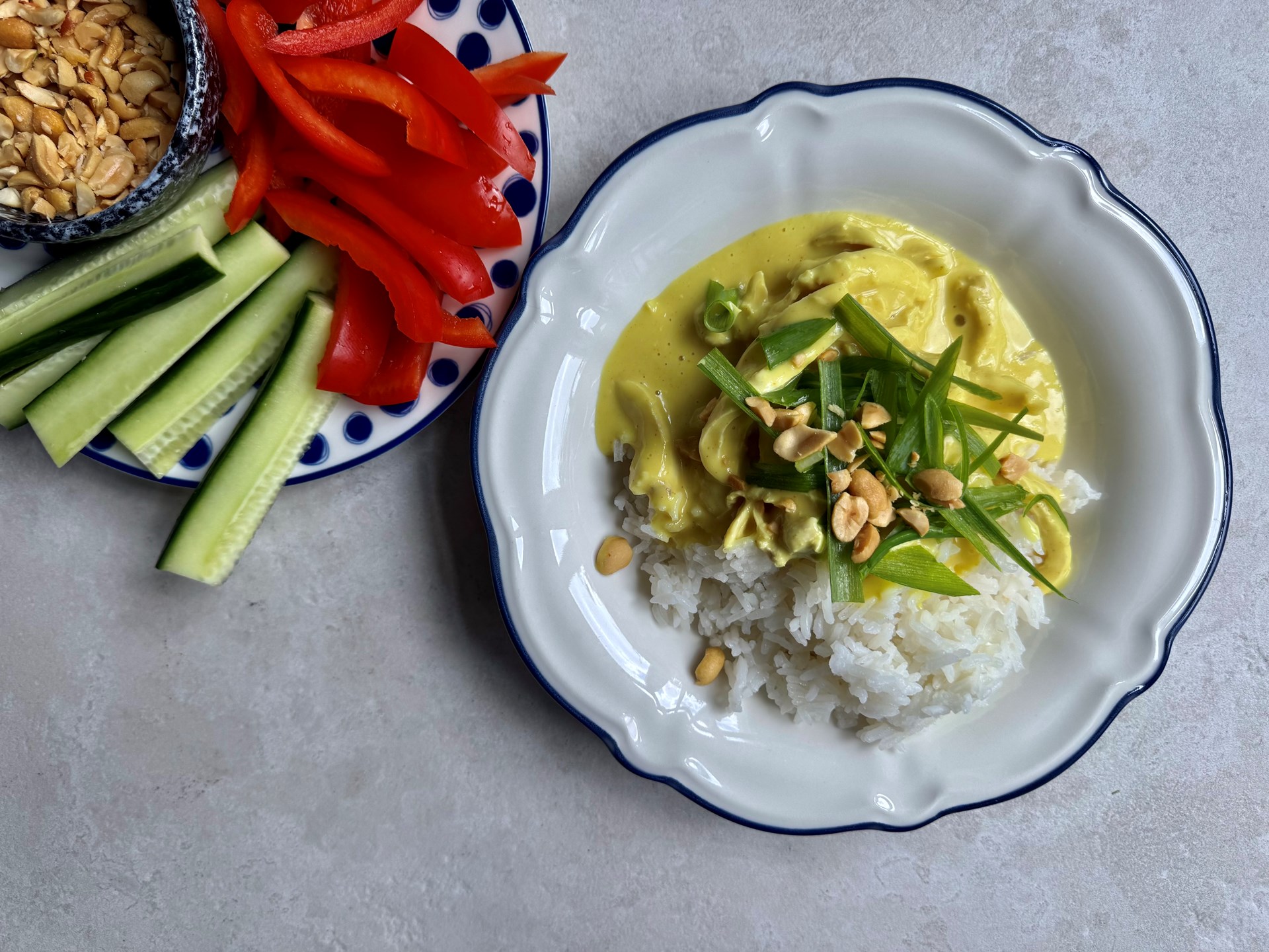 Nem kylling i karry med ris og peanuts - Opskrift fra Skagenfood.dk