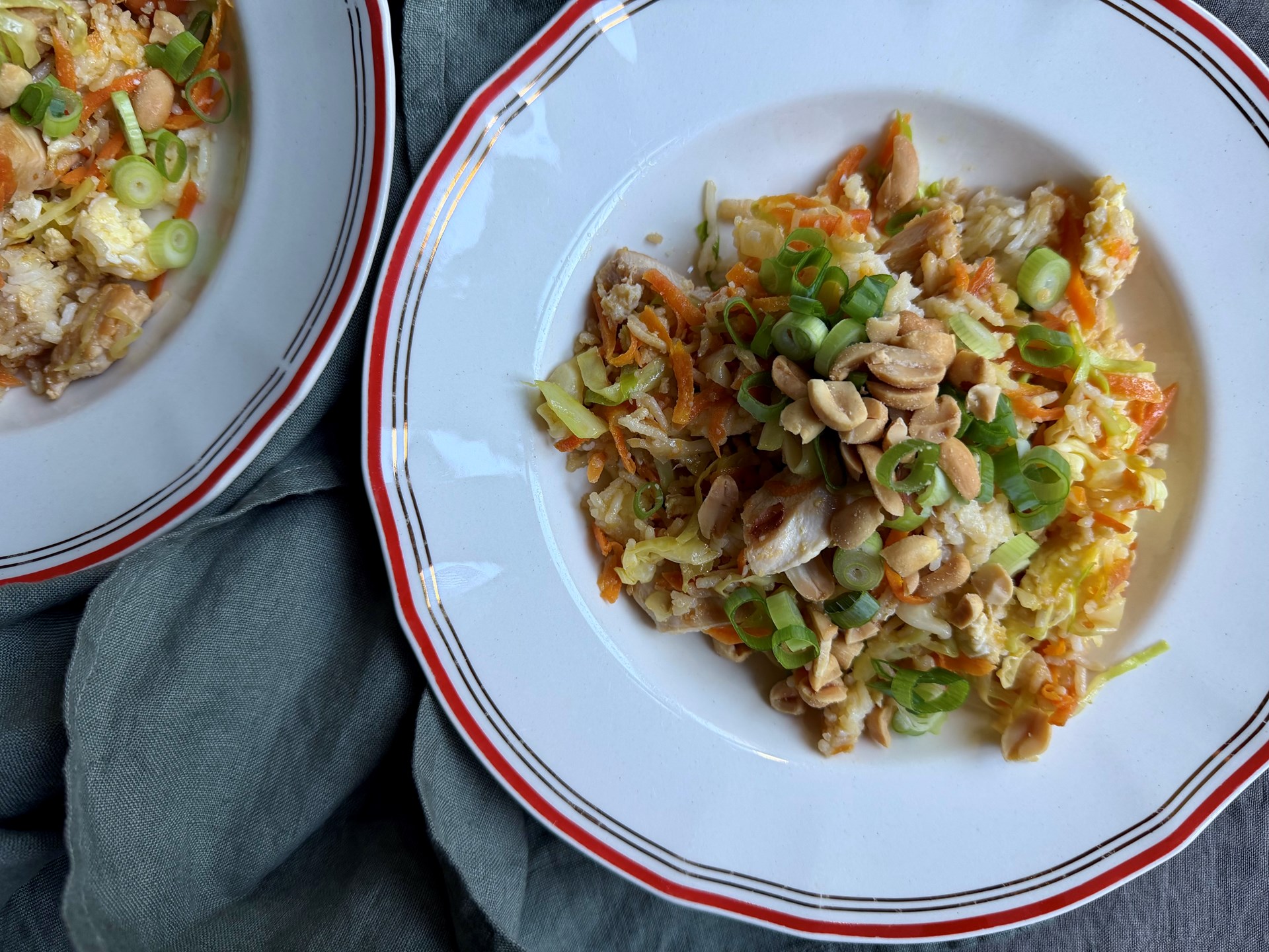 Stegte ris med kylling, spidskål, peanuts og æg - Opskrift fra Skagenfood.dk