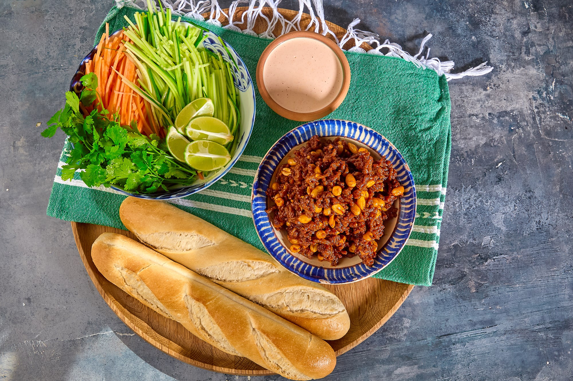 Bahn mi med peanutstegt gris, chilisauce samt og agurk - Opskrift fra ...