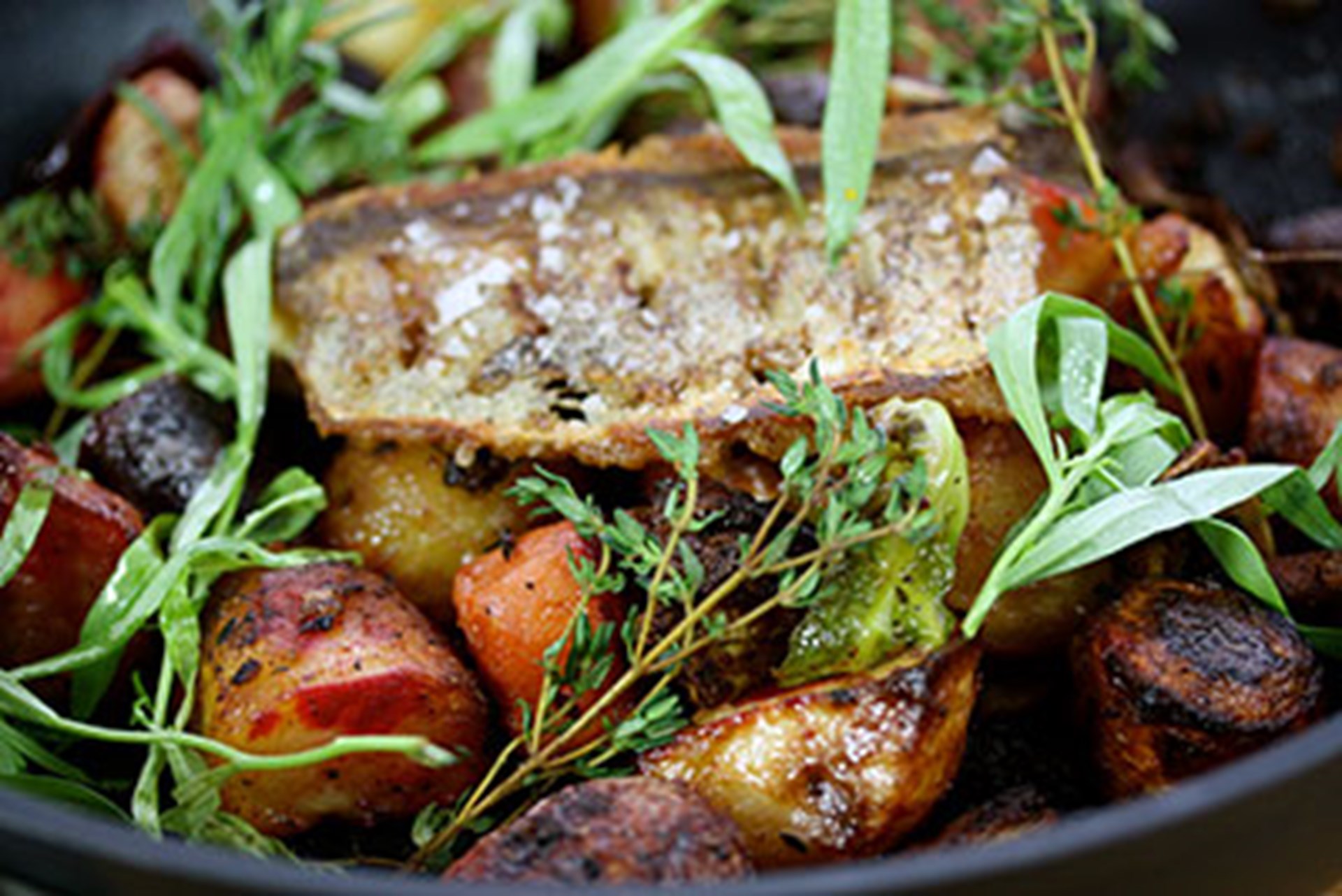 Skindstegt kullerfilet med ovnbagte rodfrugter - Opskrift fra Skagenfood.dk