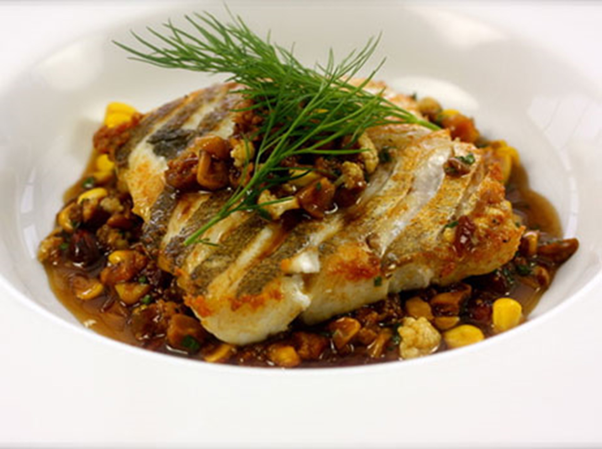Skindstegt kulmule med sauce af brunet smør, soya, blomkål og majs ...