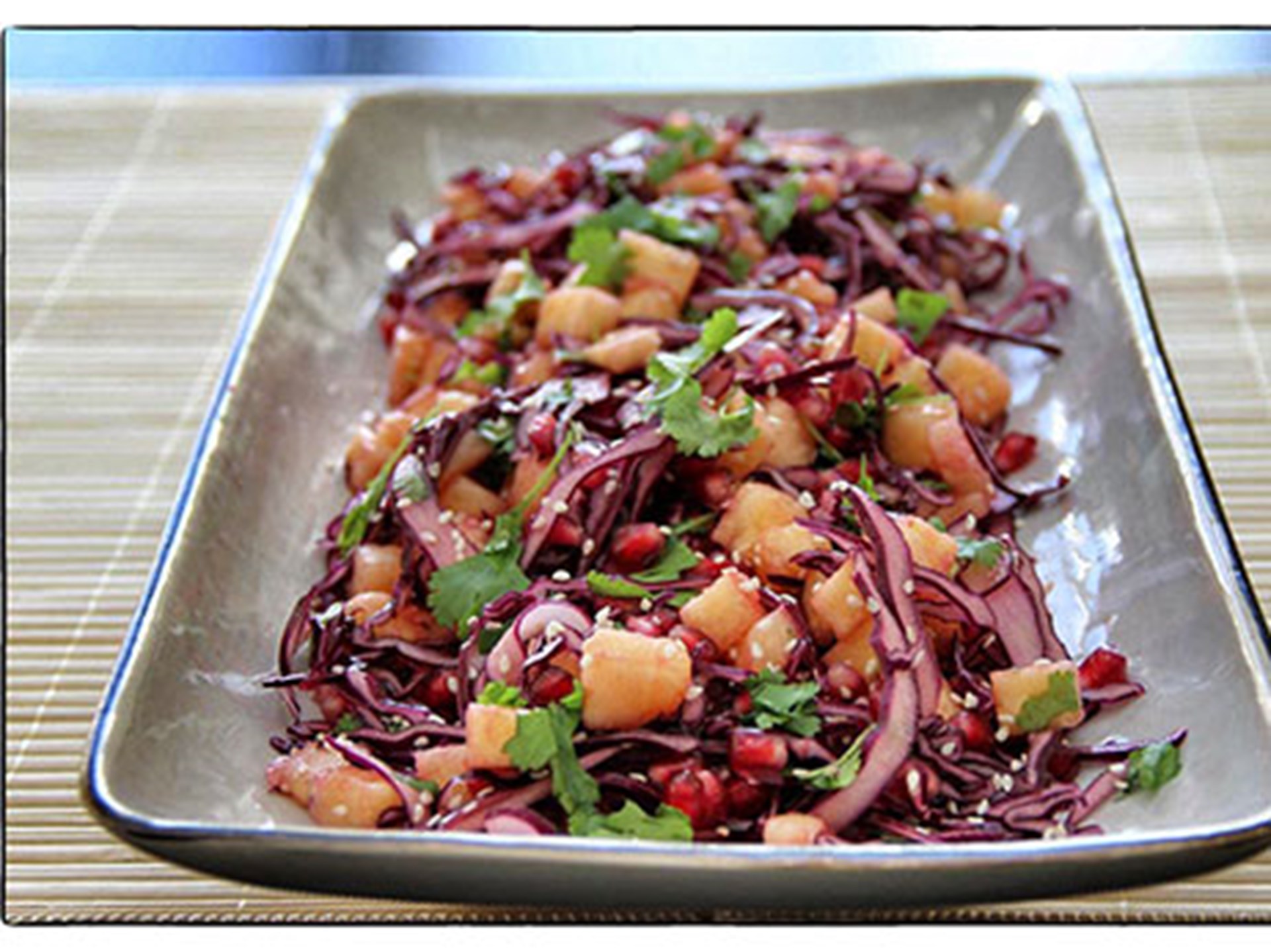 Rødkålssalat med ananas, sesam og granatæble - Opskrift fra Skagenfood.dk