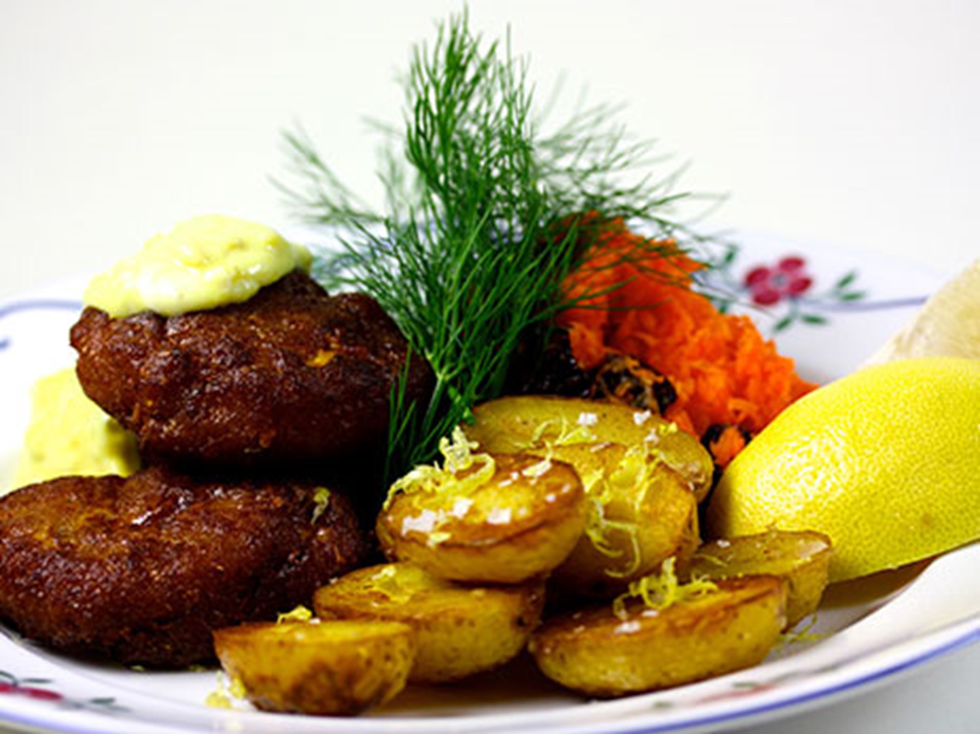 Yummy-Yummy Fiskedeller med varm remouladesovs, citronkartofler og ...