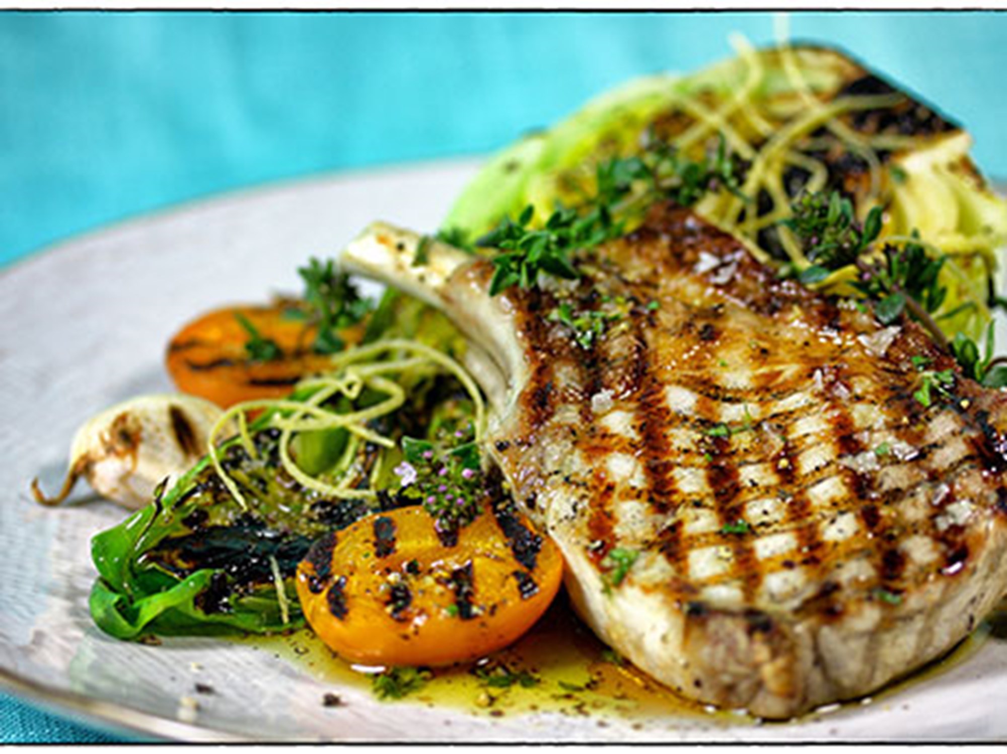 Grillet kotelet med abrikoser, spidskål, citron/timianolie og kartofler ...