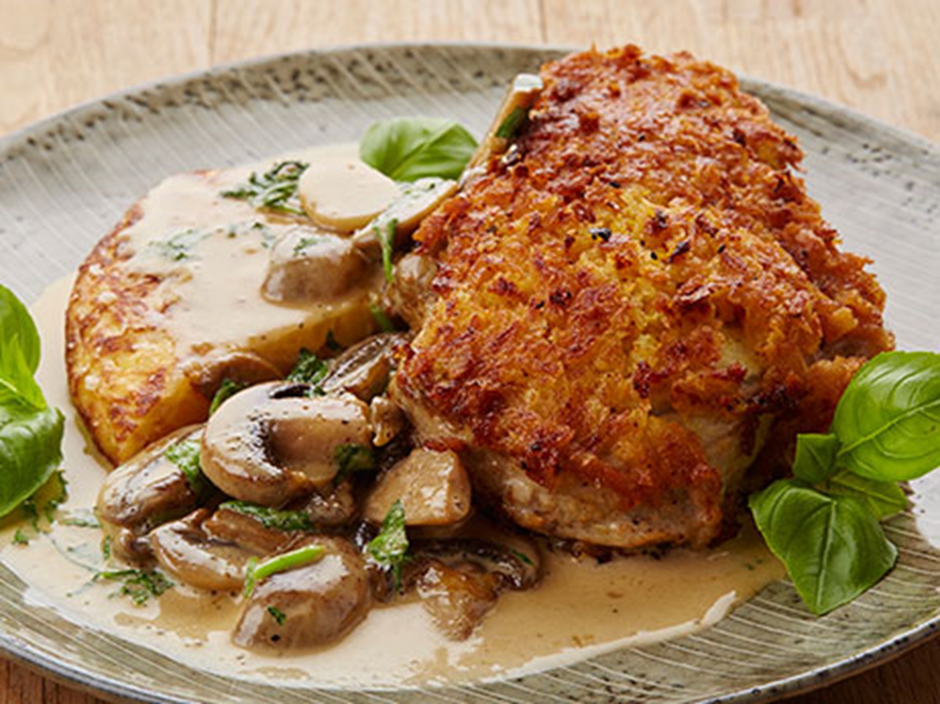 Sennepsstegt kotelet med rösti og svampesauce - Opskrift fra Skagenfood.dk