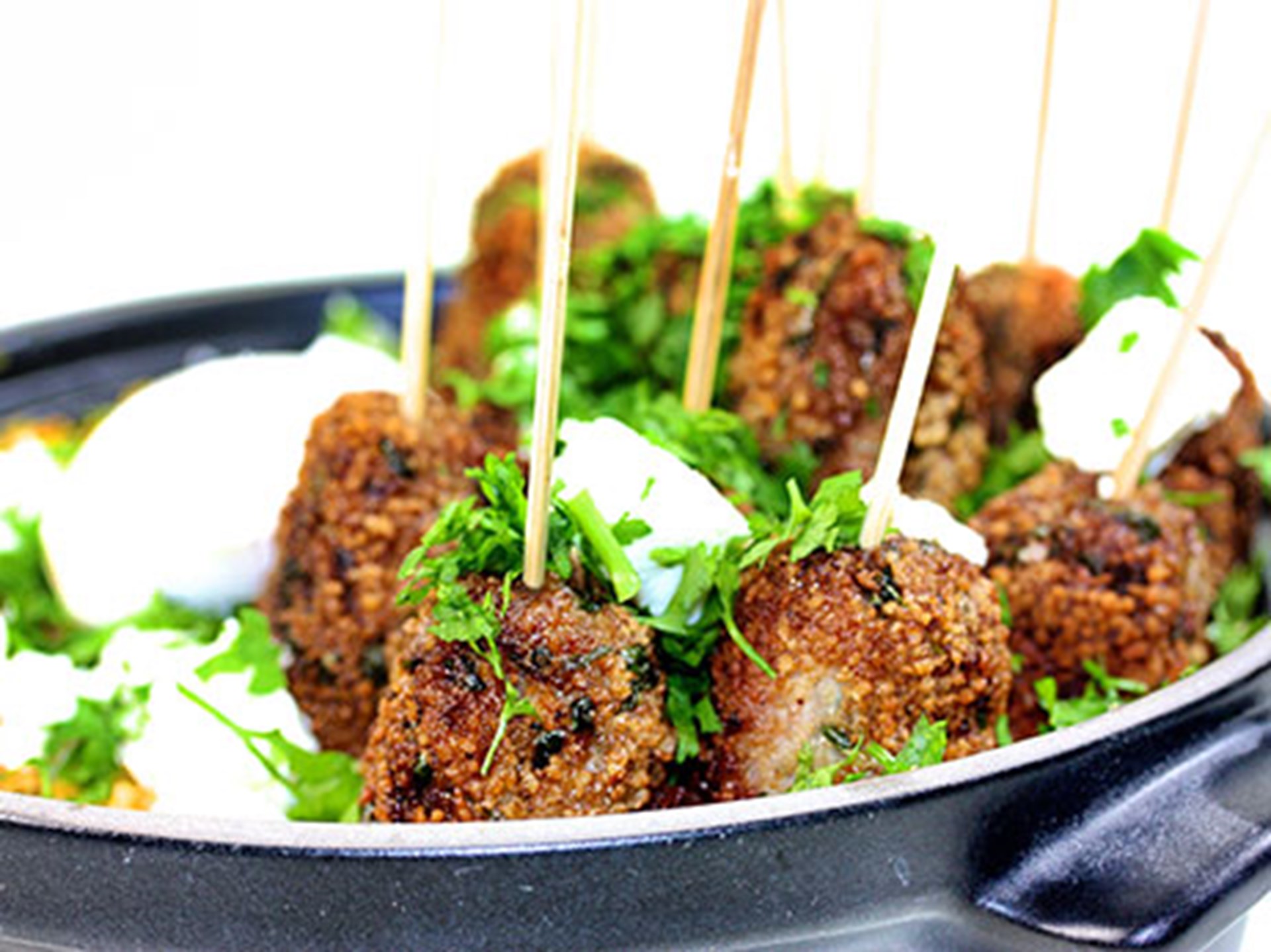 Kofta kebabs med stegte ris og feta - Opskrift fra Skagenfood.dk