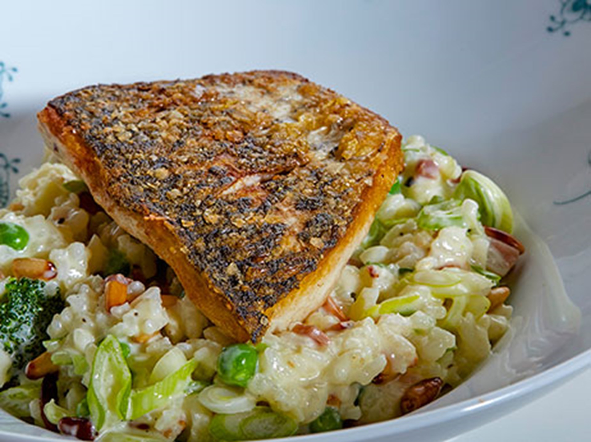 Stegt torskefilet dertil risotto med pinjekerner og broccoli - Opskrift ...