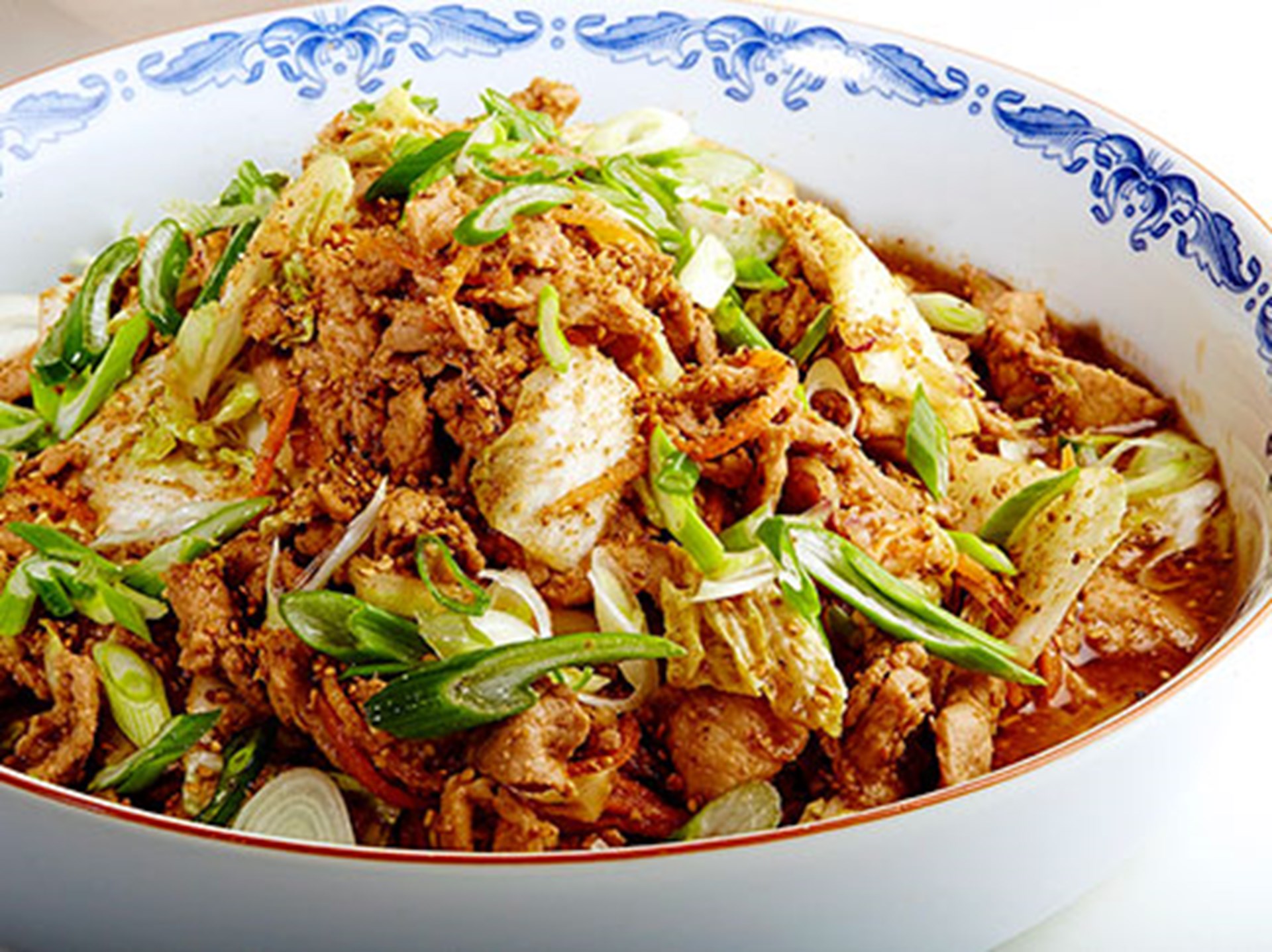 Koreansk wokket oksekød med ristet sesam, napa-kål og ris - Opskrift ...