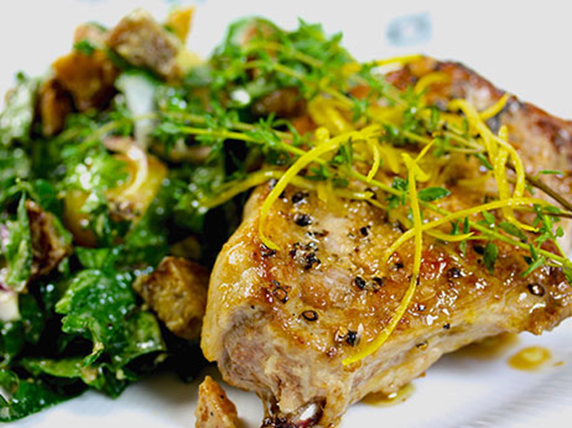 Stegt kotelet med Jamaican Jerk, grønkål, croutoner og ovnbagte ...