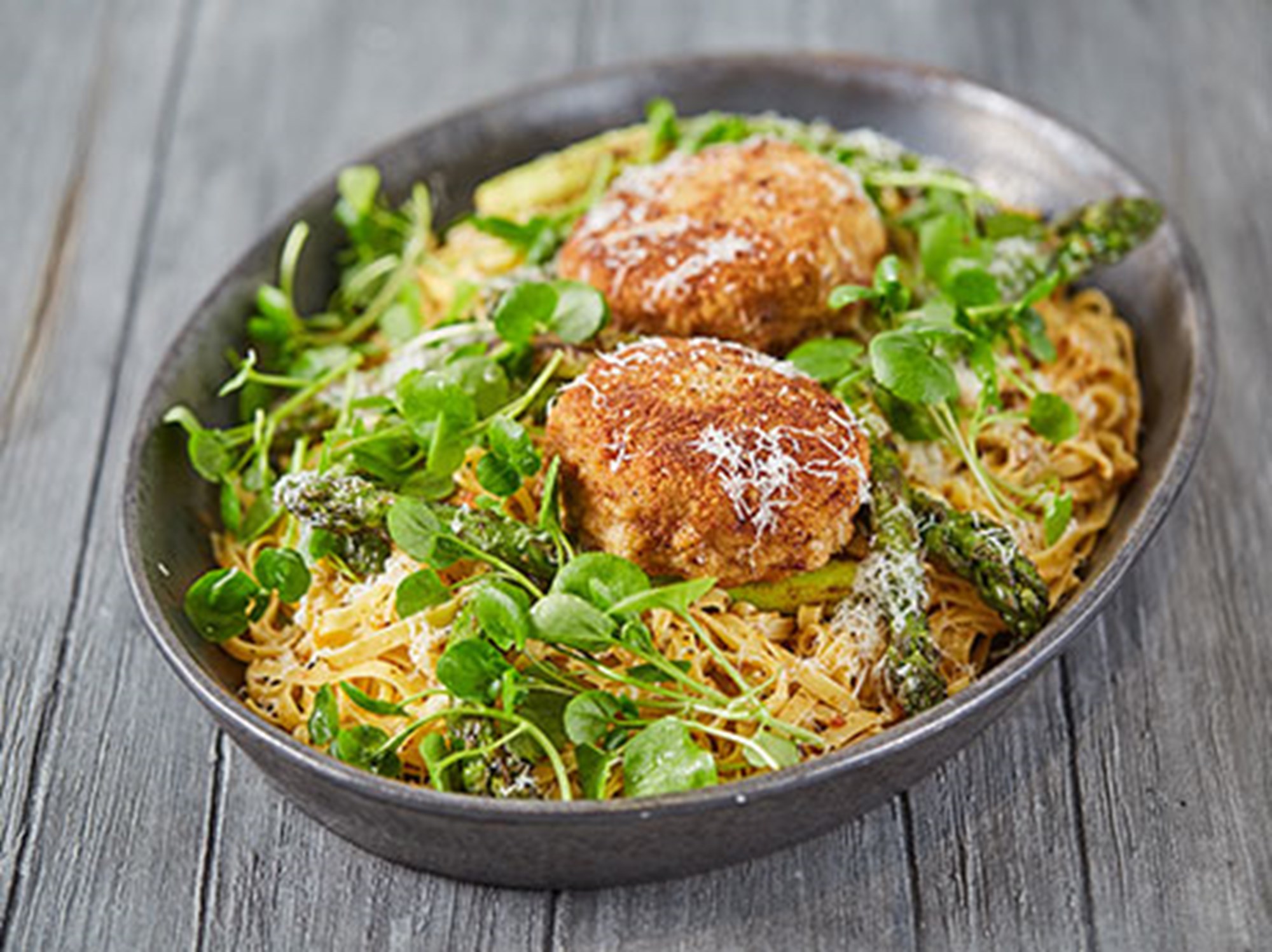 Krebinetter med spaghetti, tomatpesto og grønne asparges - Opskrift fra ...