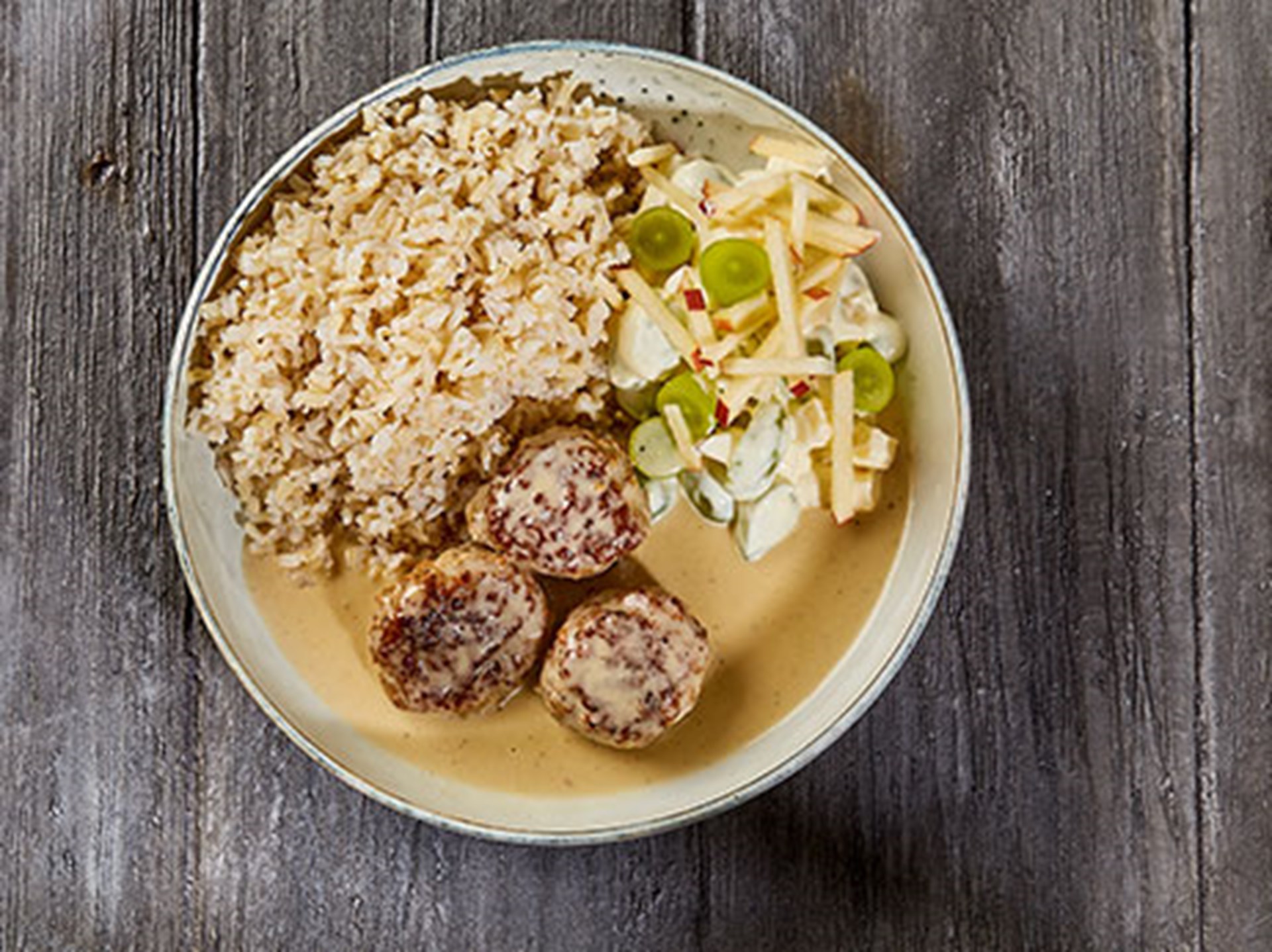 HEAT: Krydrede oksekødsboller i skysovs, ris og æble/drue salat - Opskrift fra Skagenfood.dk