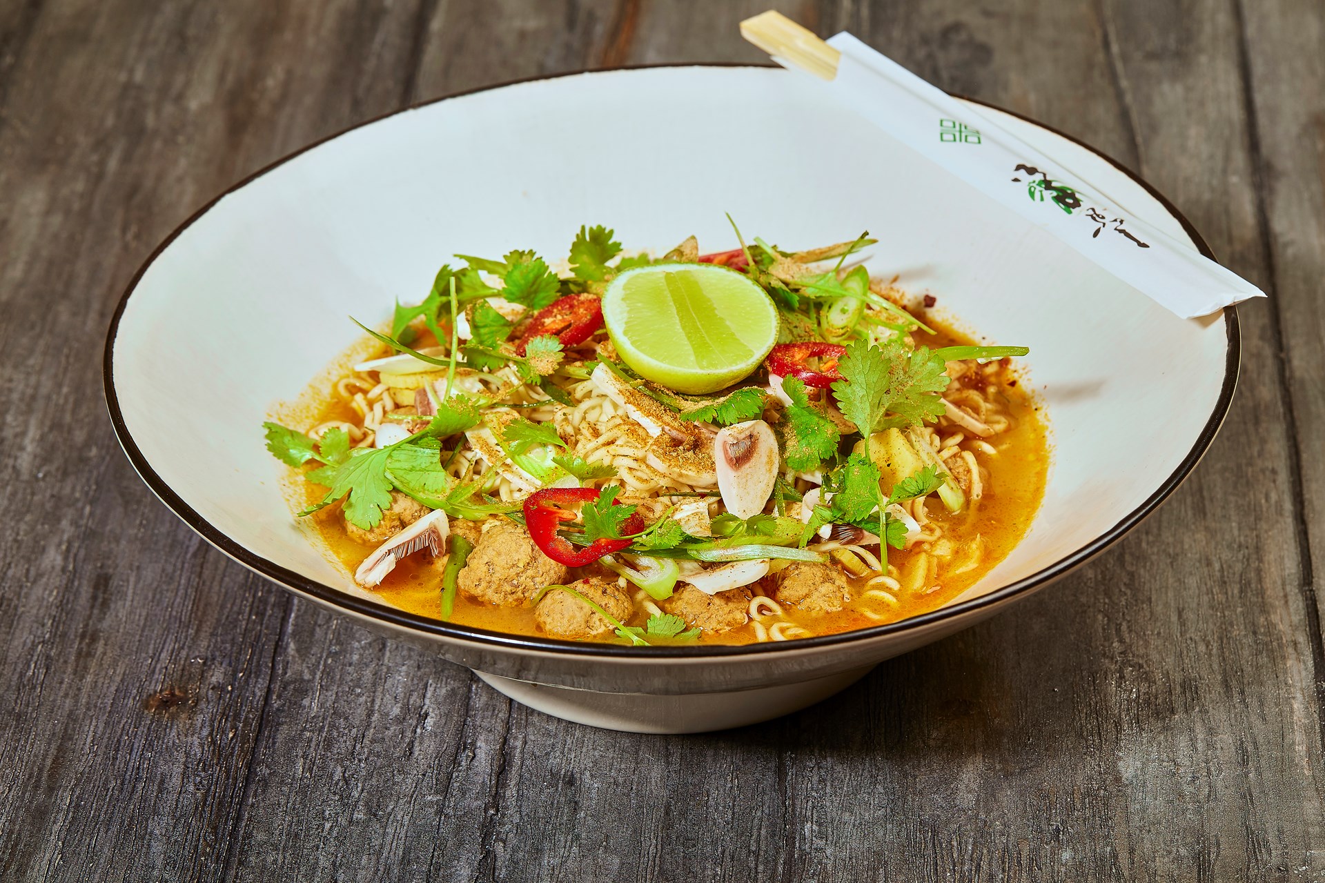 Ramen misosuppe med krydrede kødboller - Opskrift fra Skagenfood.dk