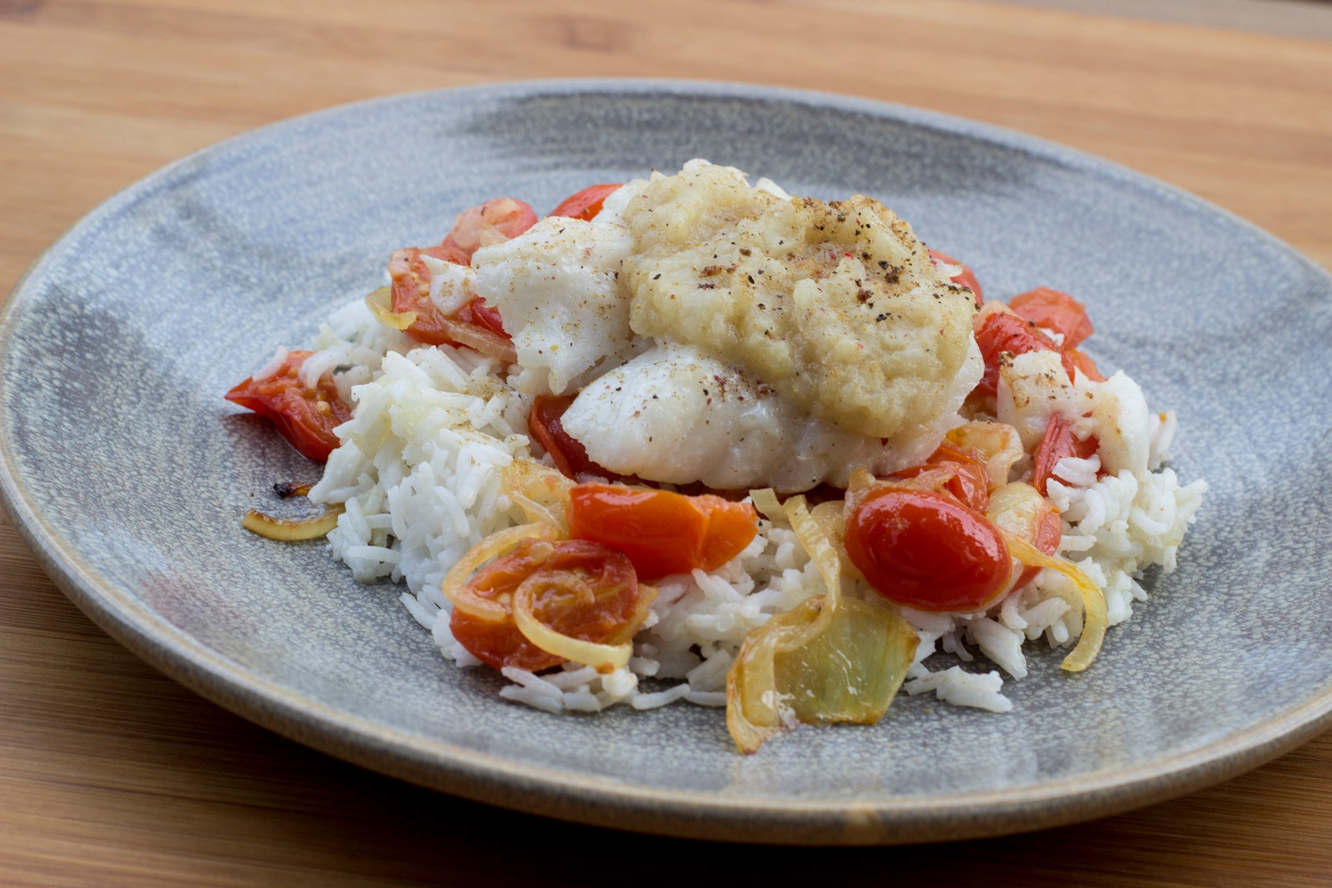 Torsk med krydrede ris, tomater, løgpuré og karamelliserede løg - Opskrift fra Skagenfood.dk