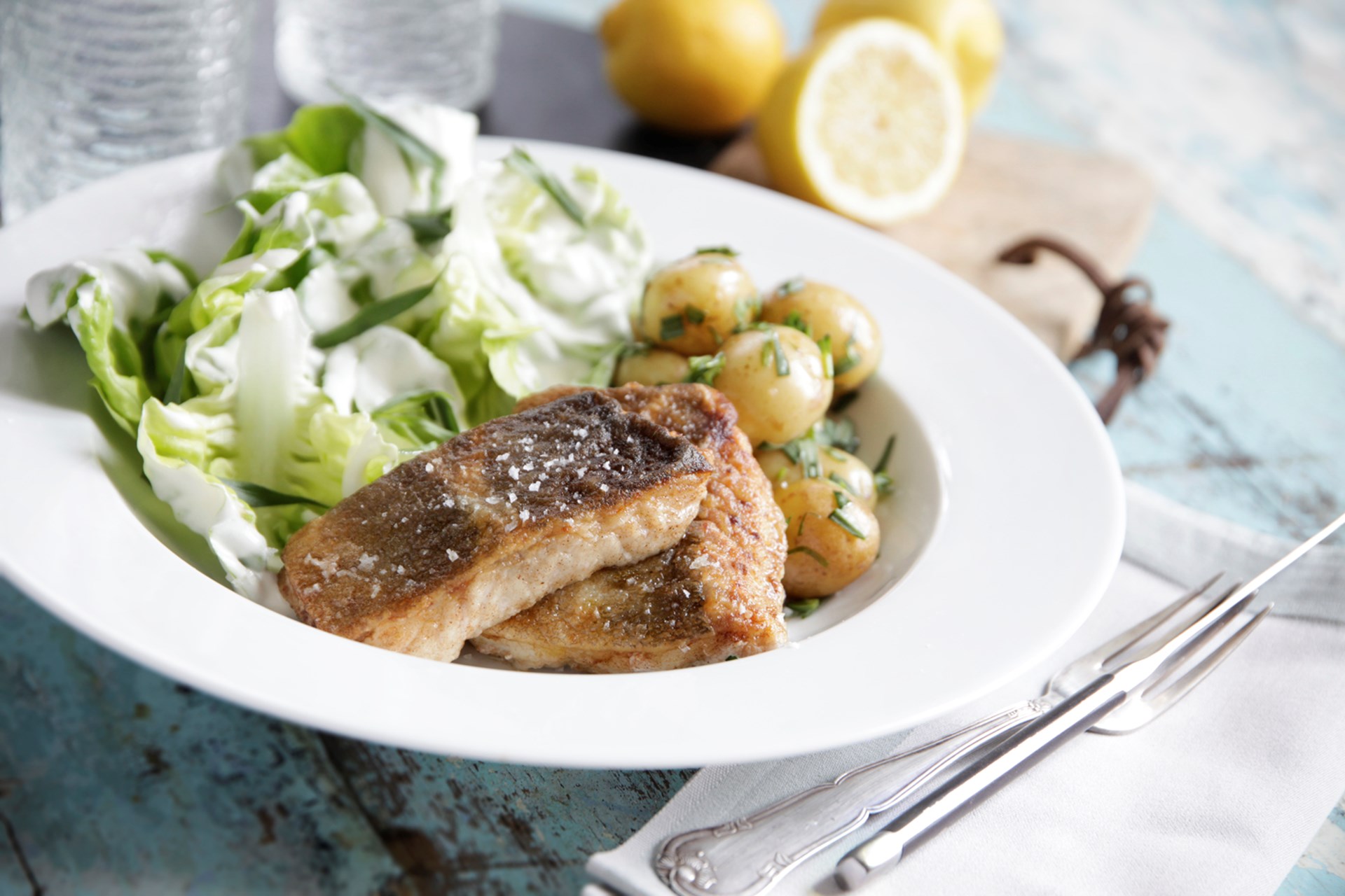 Sprødstegt kulmule med mormorsalat og estragonkartofler - Opskrift fra ...