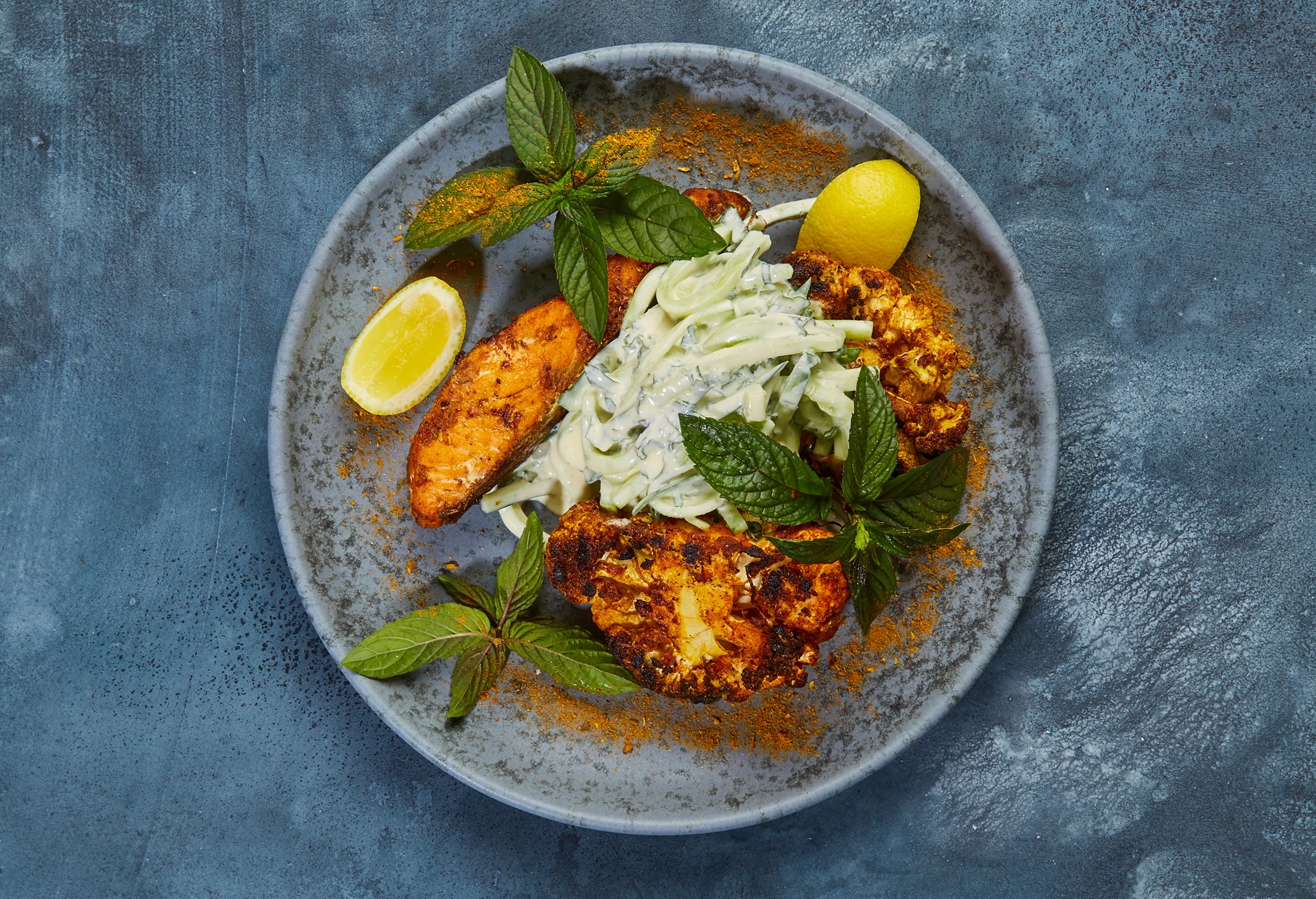 Tandoorigrillet laks med kheere ka raita og grillet blomkål - Opskrift ...