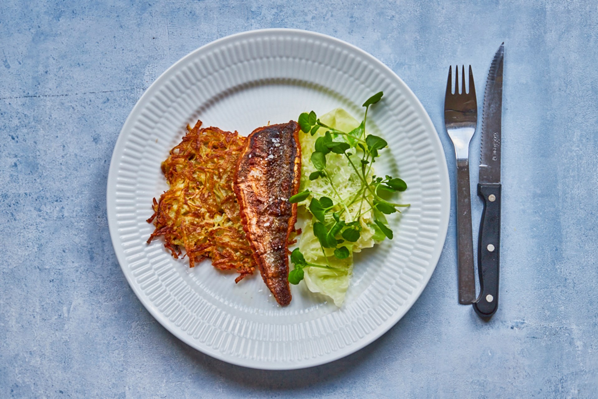 Stegt hvilling med pommes rösti og cremet spidskål - Opskrift fra ...