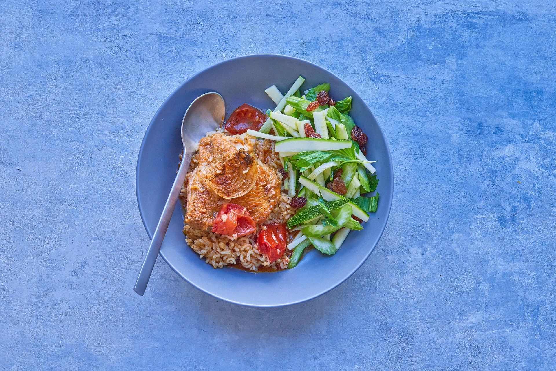 Kylling i krydrede ris med bladselleri og rosiner - Opskrift fra Skagenfood.dk